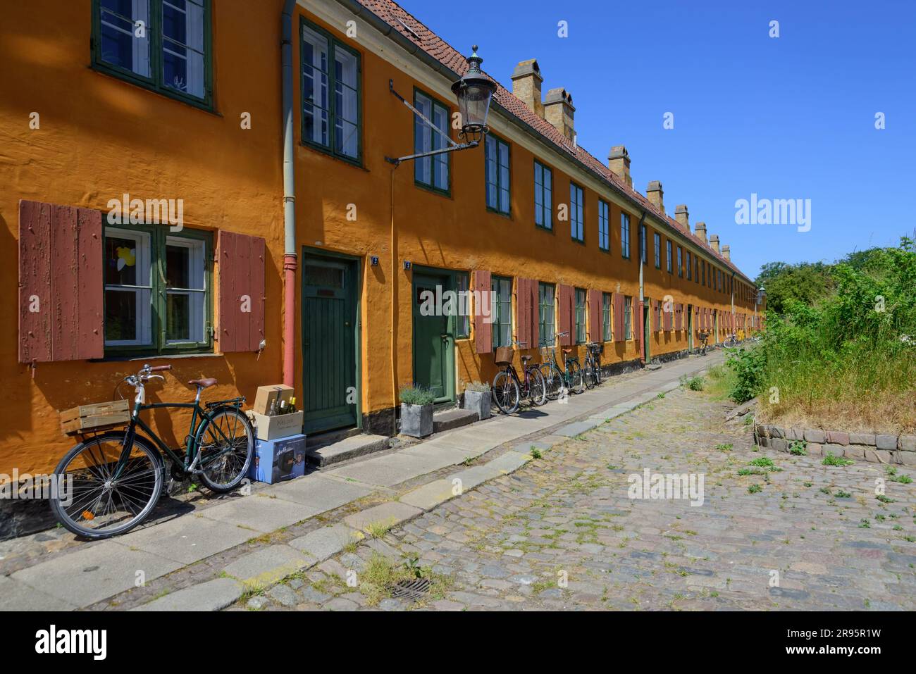 Kopenhagen, historische Wohnsiedlung Nyboder // Copenhagen, historic Housing Nyboder Stock Photo ...
