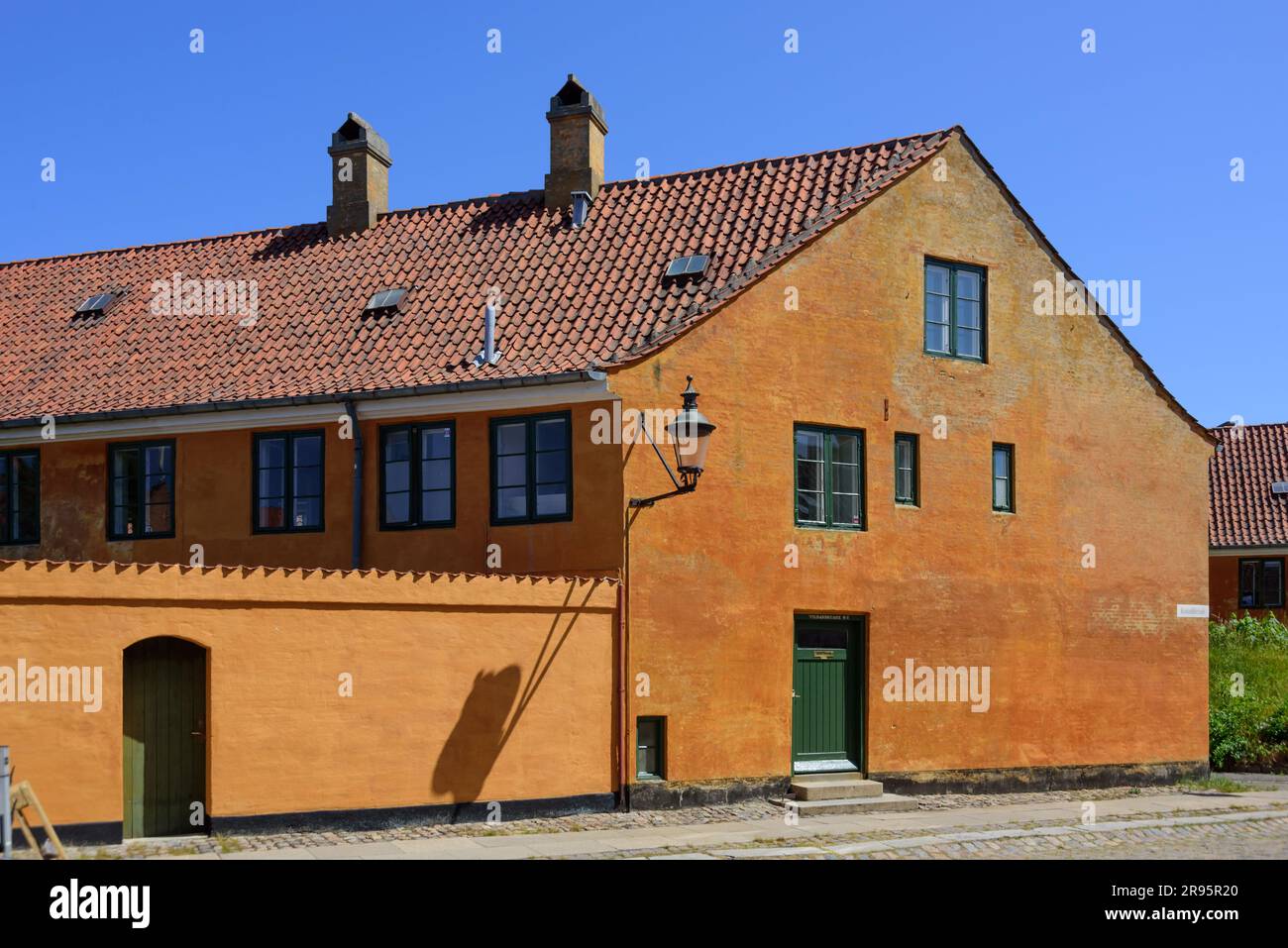 Kopenhagen, historische Wohnsiedlung Nyboder // Copenhagen, historic Housing Nyboder Stock Photo ...