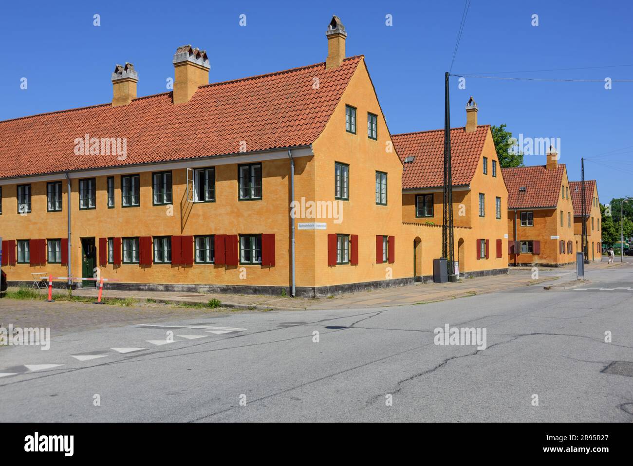 Kopenhagen, historische Wohnsiedlung Nyboder // Copenhagen, historic Housing Nyboder Stock Photo ...