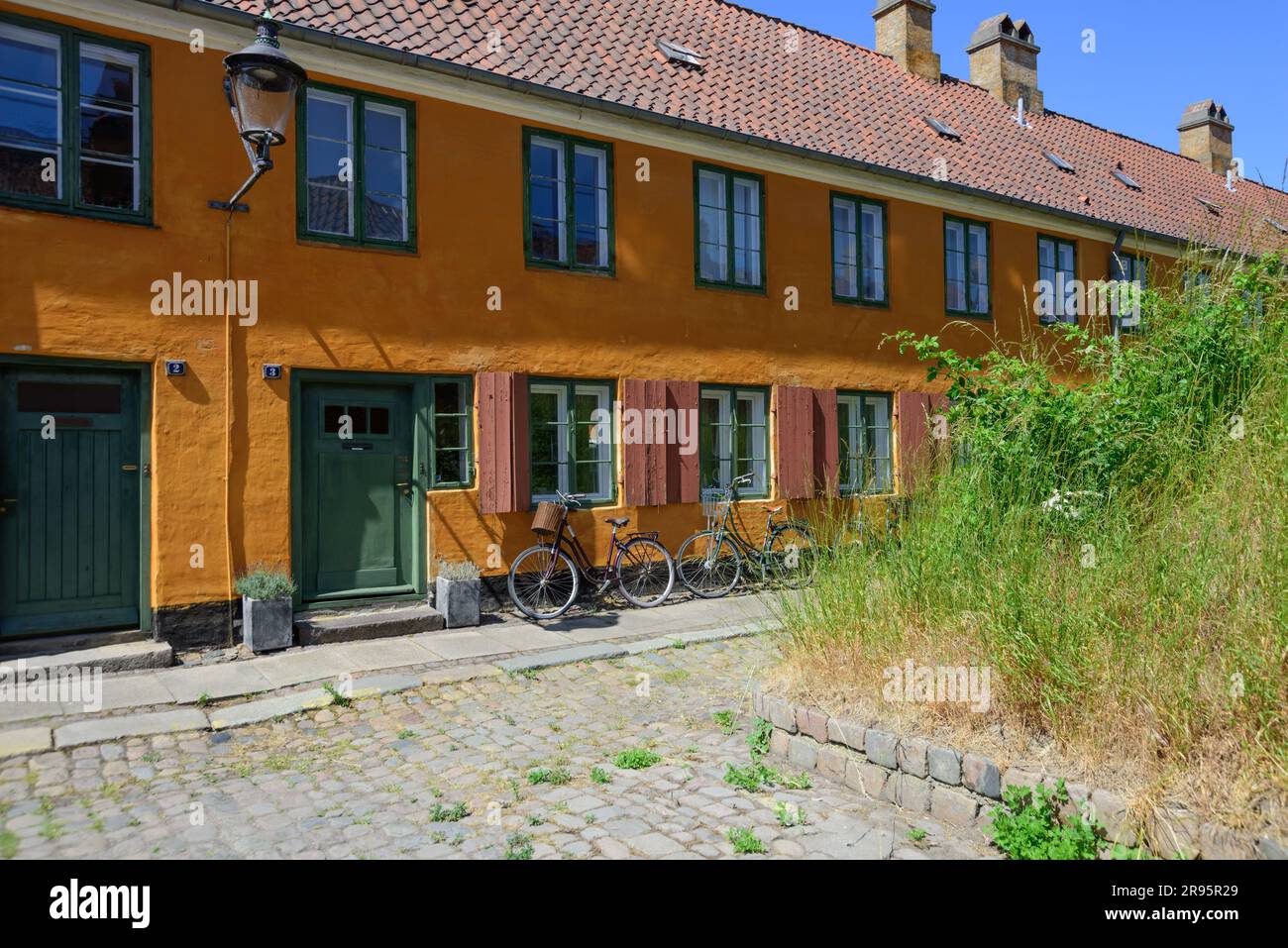 Kopenhagen, historische Wohnsiedlung Nyboder // Copenhagen, historic Housing Nyboder Stock Photo ...