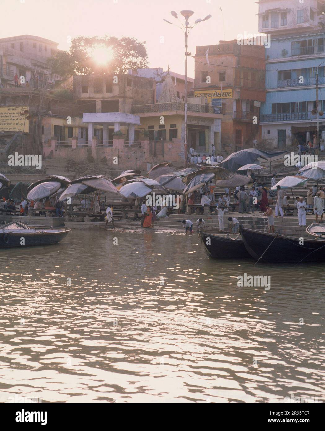 ORILLA DEL GANGES CON GENTES REALIZANDO SUS BAÑOS SAGRADOS. Location ...