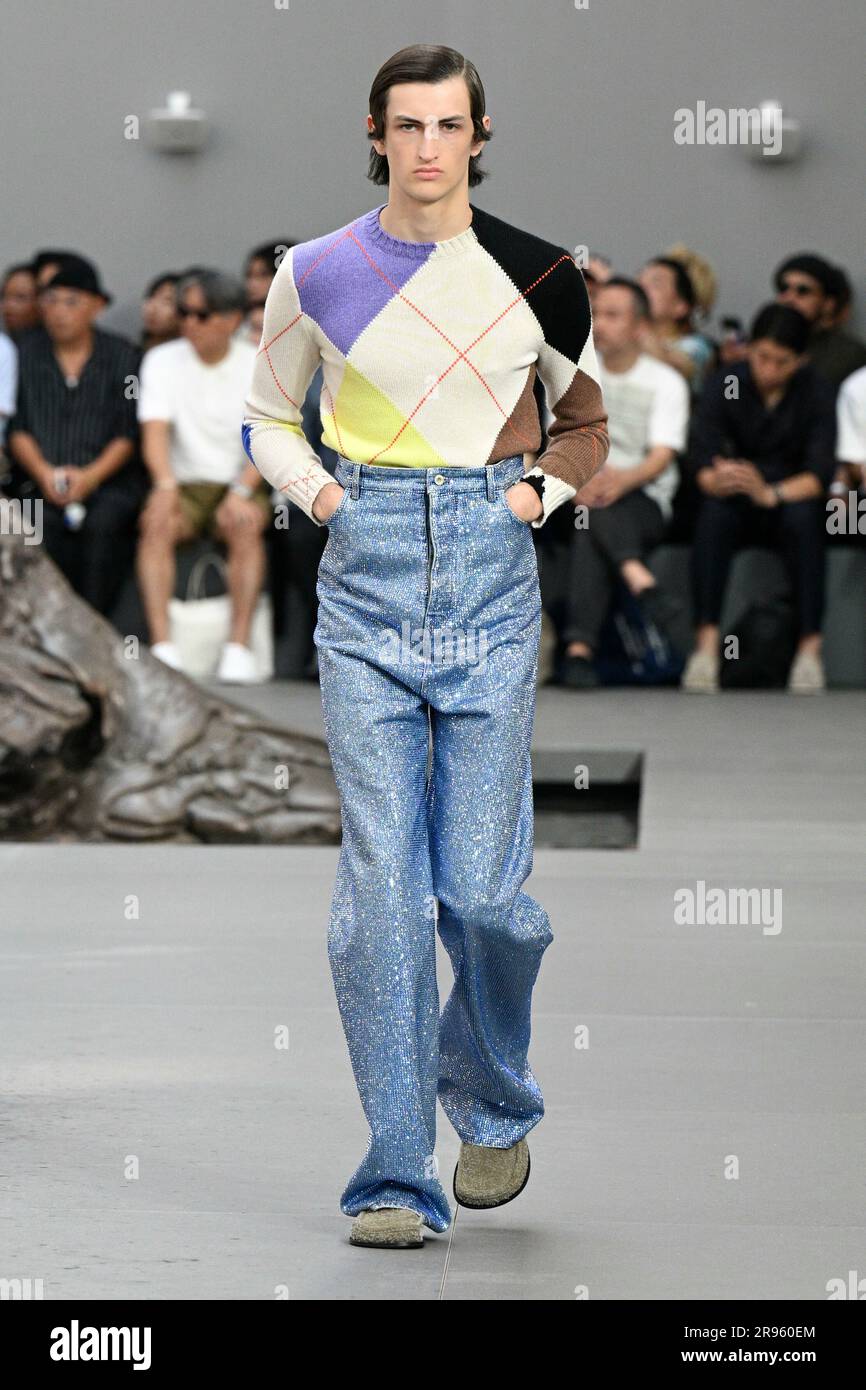 Loewe runway 24 hi-res stock photography and images - Alamy