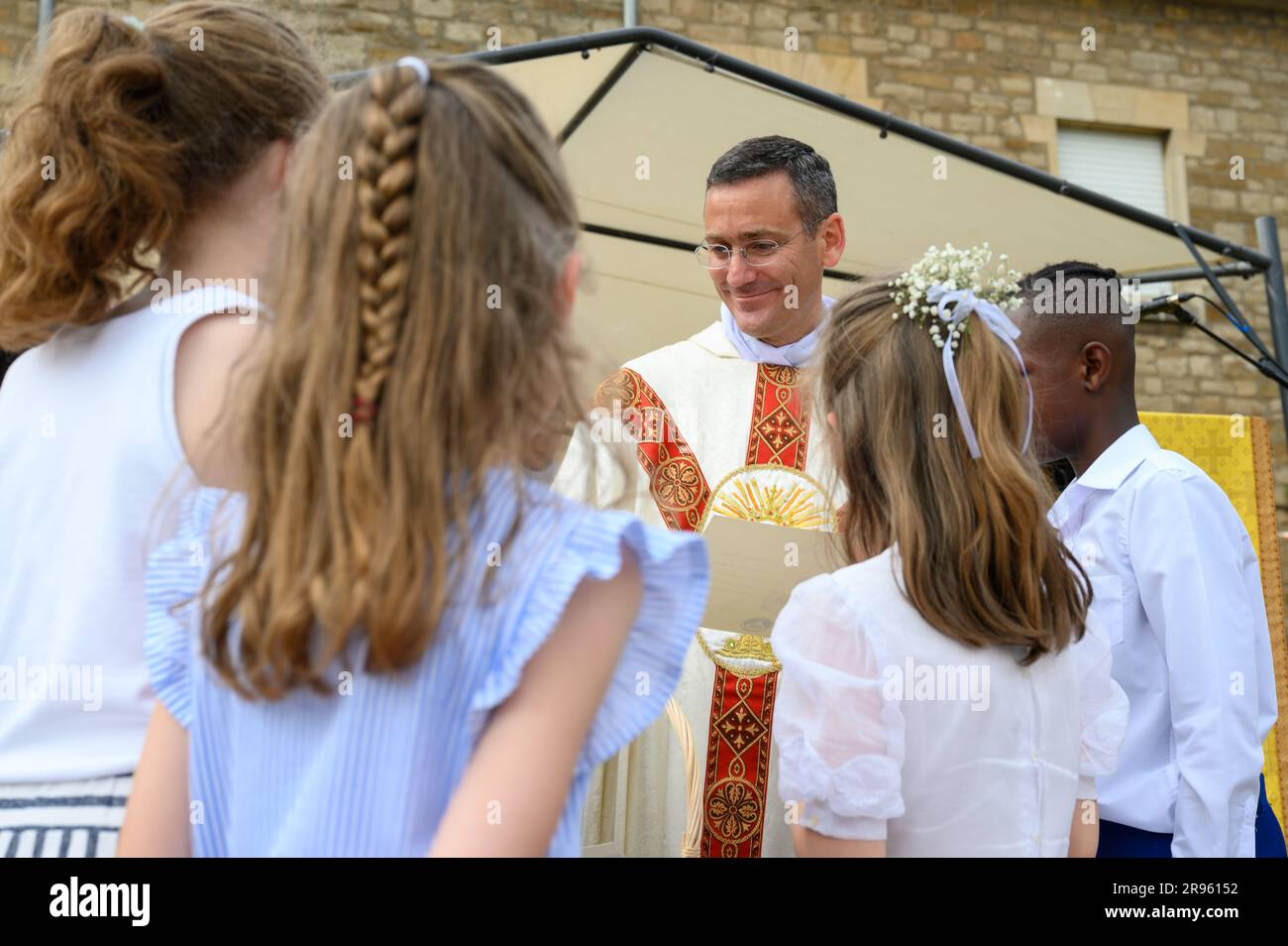 Catholic communion priest hi-res stock photography and images - Alamy