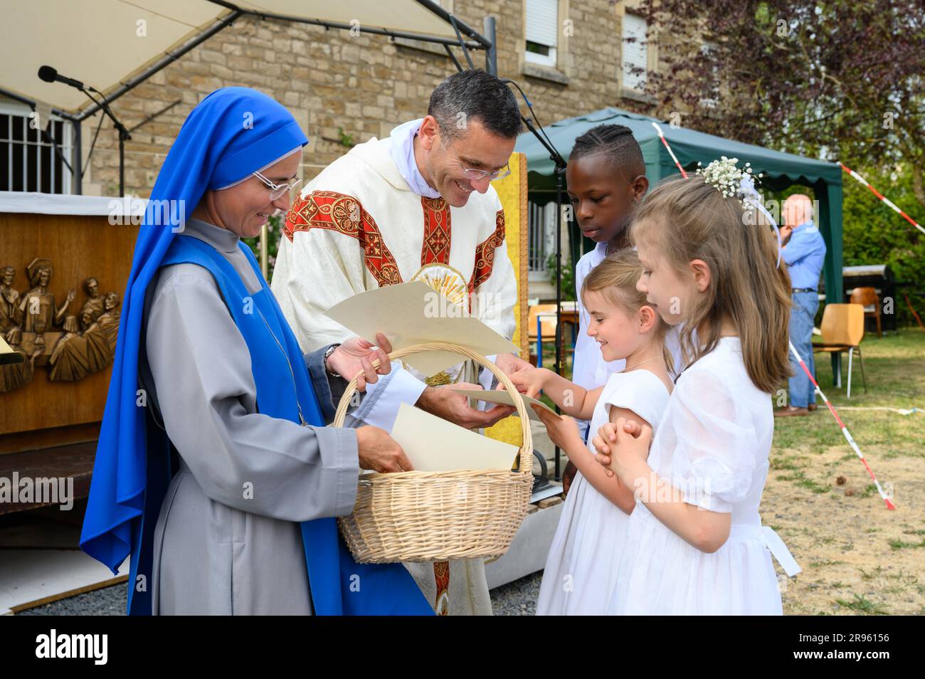 Catholic communion priest hi-res stock photography and images - Alamy