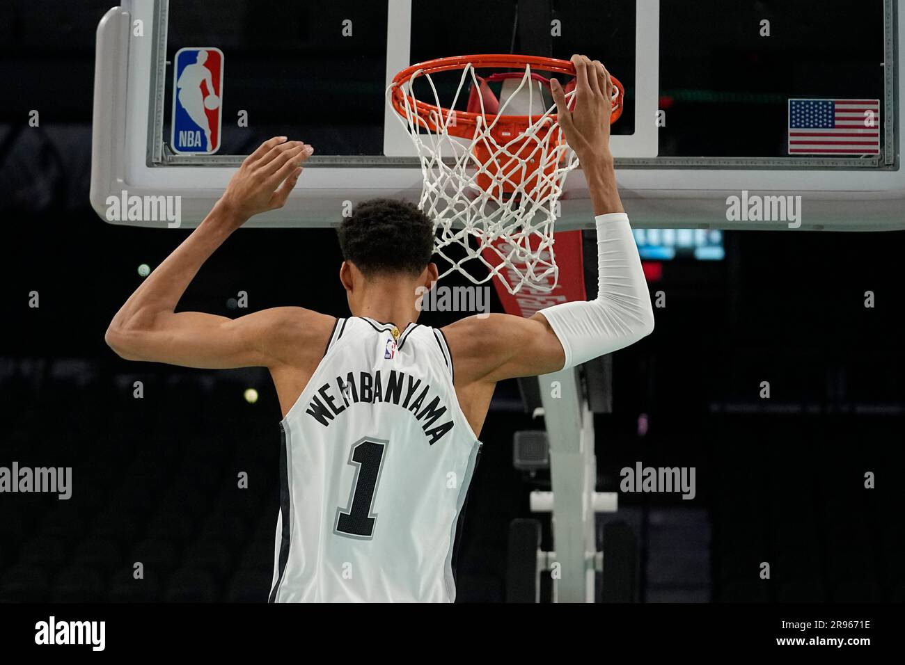 San Antonio Spurs' Victor Wembanyama, the No. 1 draft pick, dunks ...