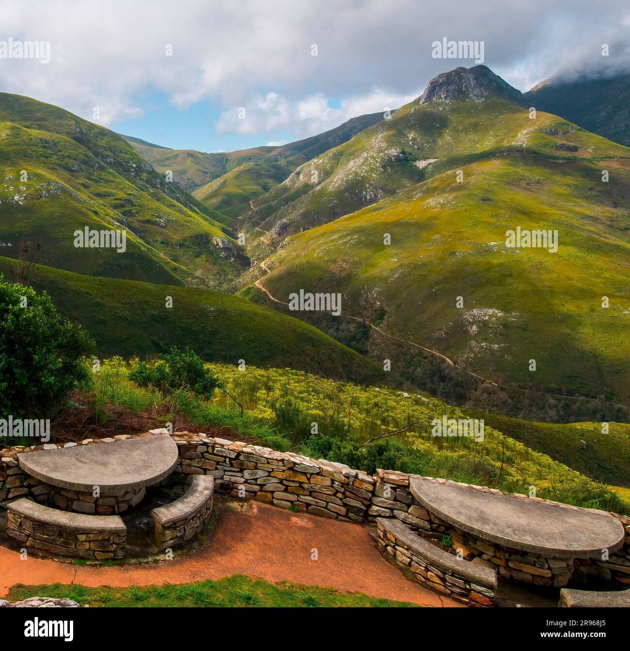 Montagu pass from the Outeniqua Pass lookout. A view of a winding ...
