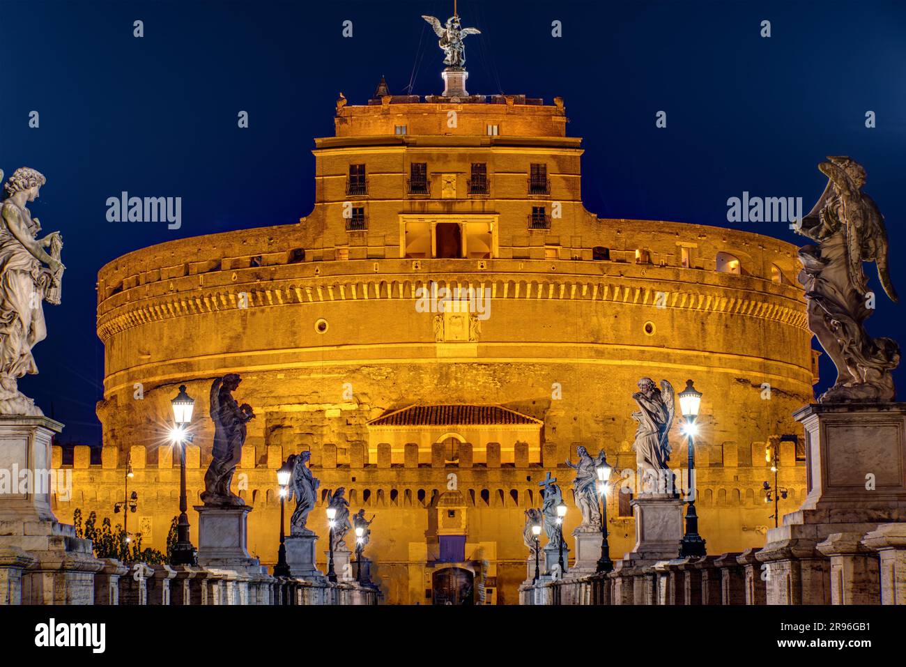 Castel Sant'Angelo and the Bridge of Angels in Rome by night Stock Photo - Alamy