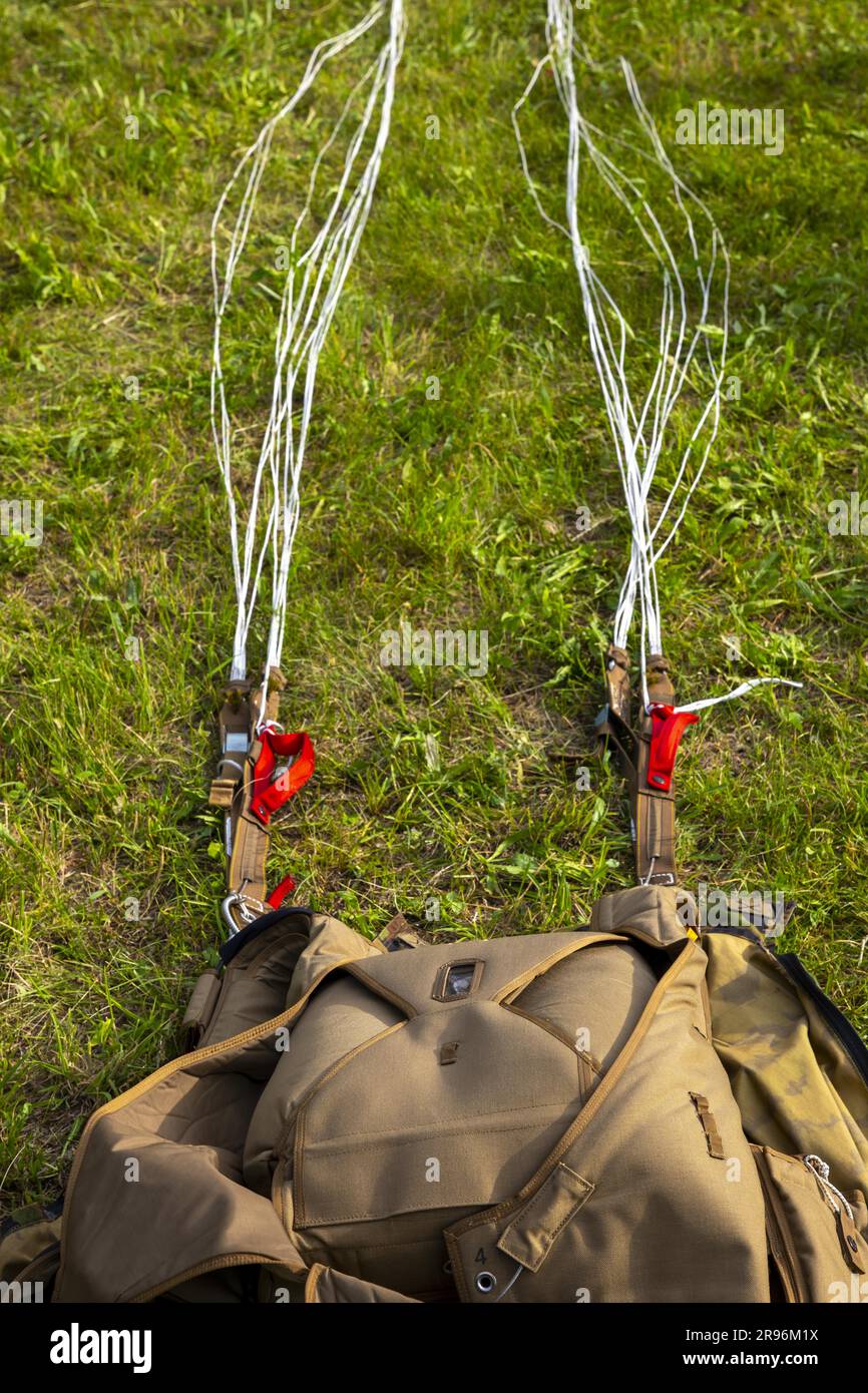 Military parachute hi-res stock photography and images - Alamy