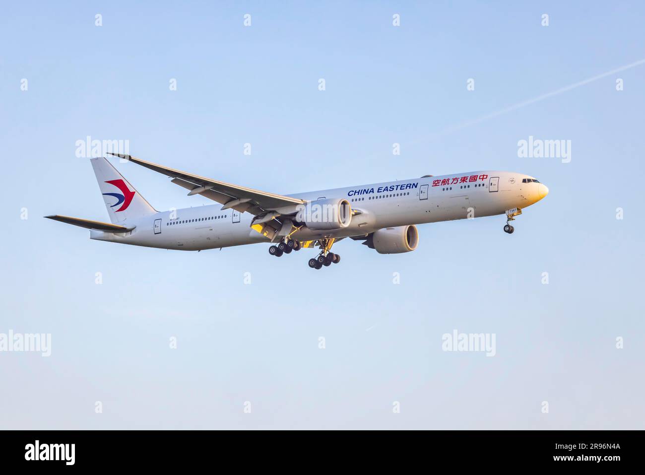 Boeing 777-300ER of the airline China Eastern on approach, Fraport ...