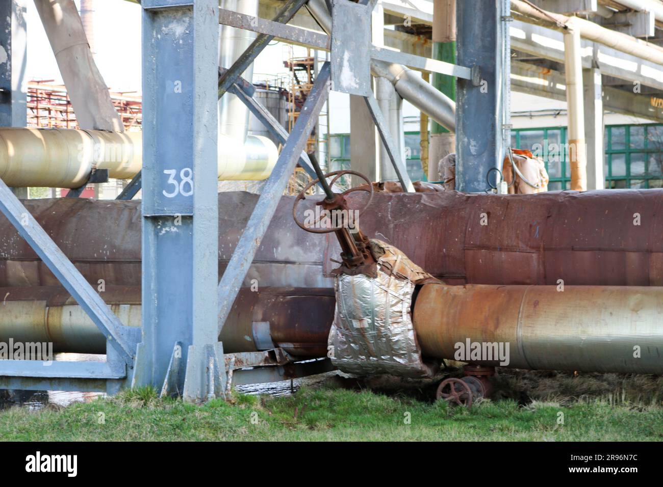 Pipeline estocada, pipes with steam and condensate in isolation, with a ...