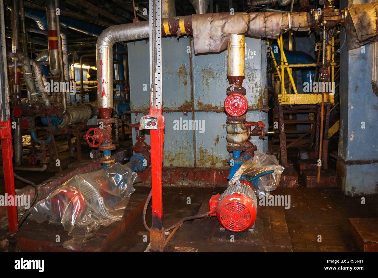 Iron metal centrifugal pumps equipment and pipes with flanges and ...
