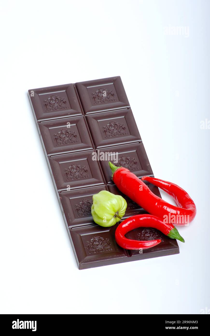 Dark chocolate bar with chillies (Capsicum annuum), piri-piri, peppers ...