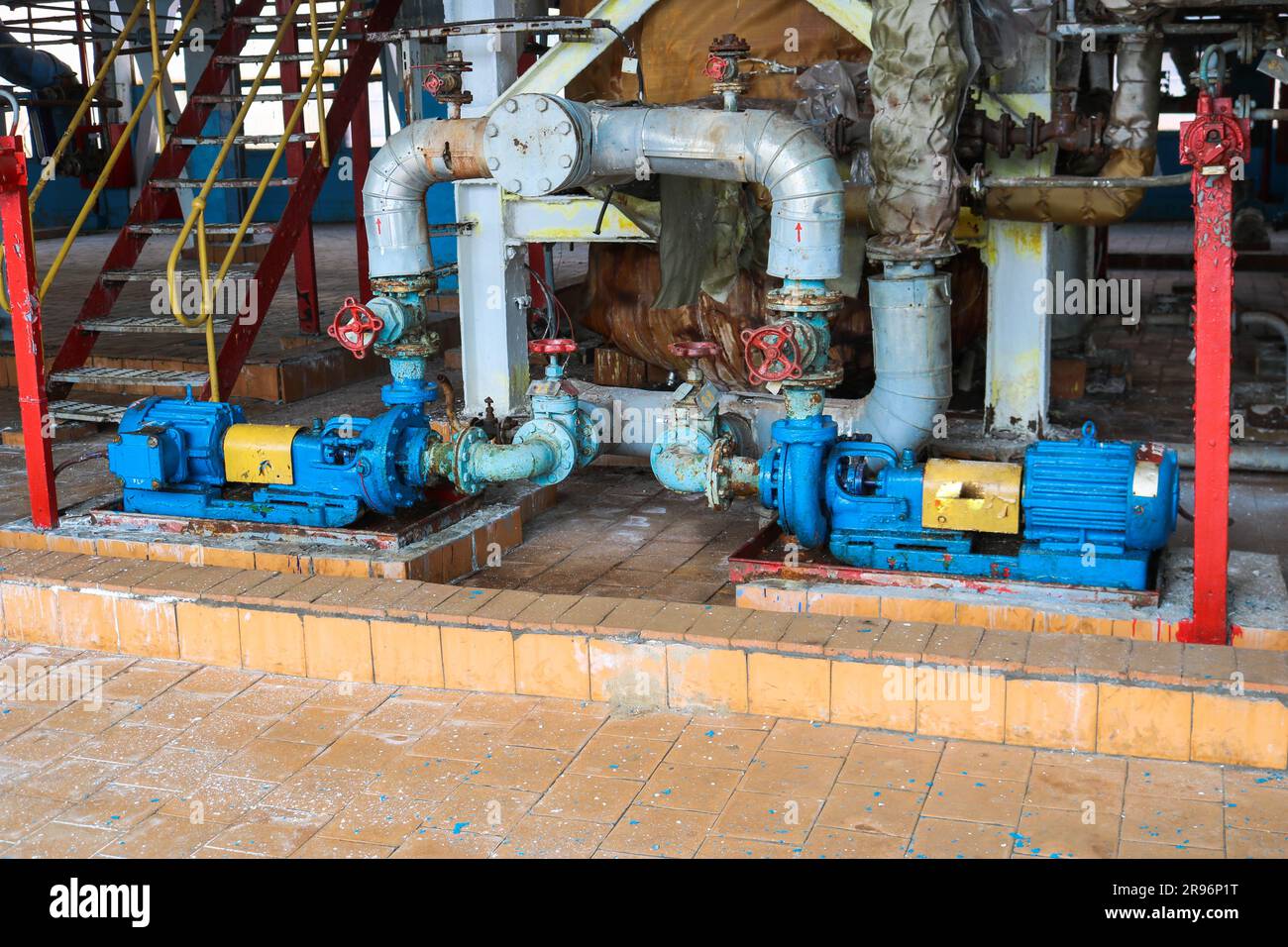 Iron metal centrifugal pumps equipment and pipes with flanges and ...