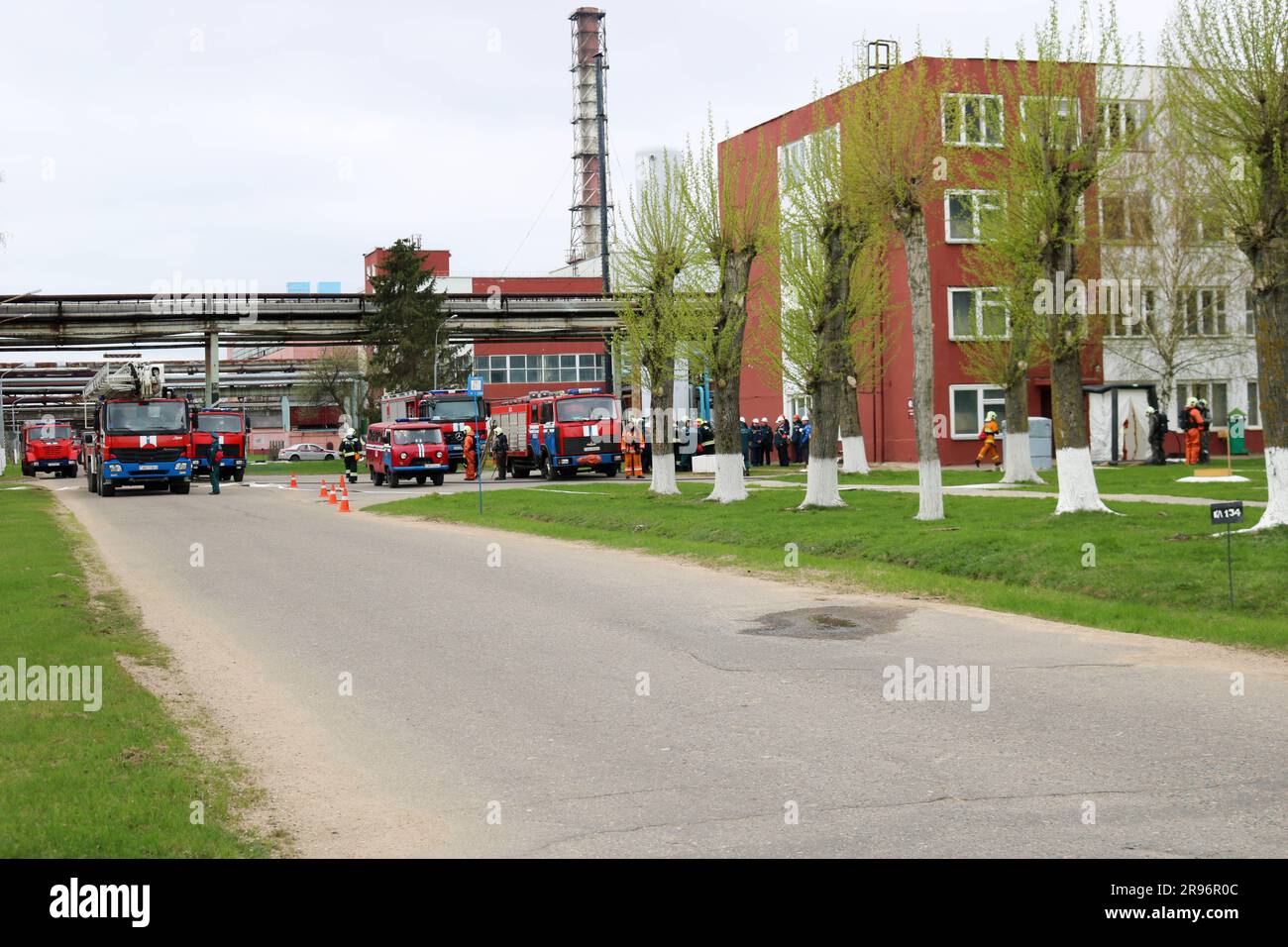 Oil refinery fire emergency rescue hi-res stock photography and images ...