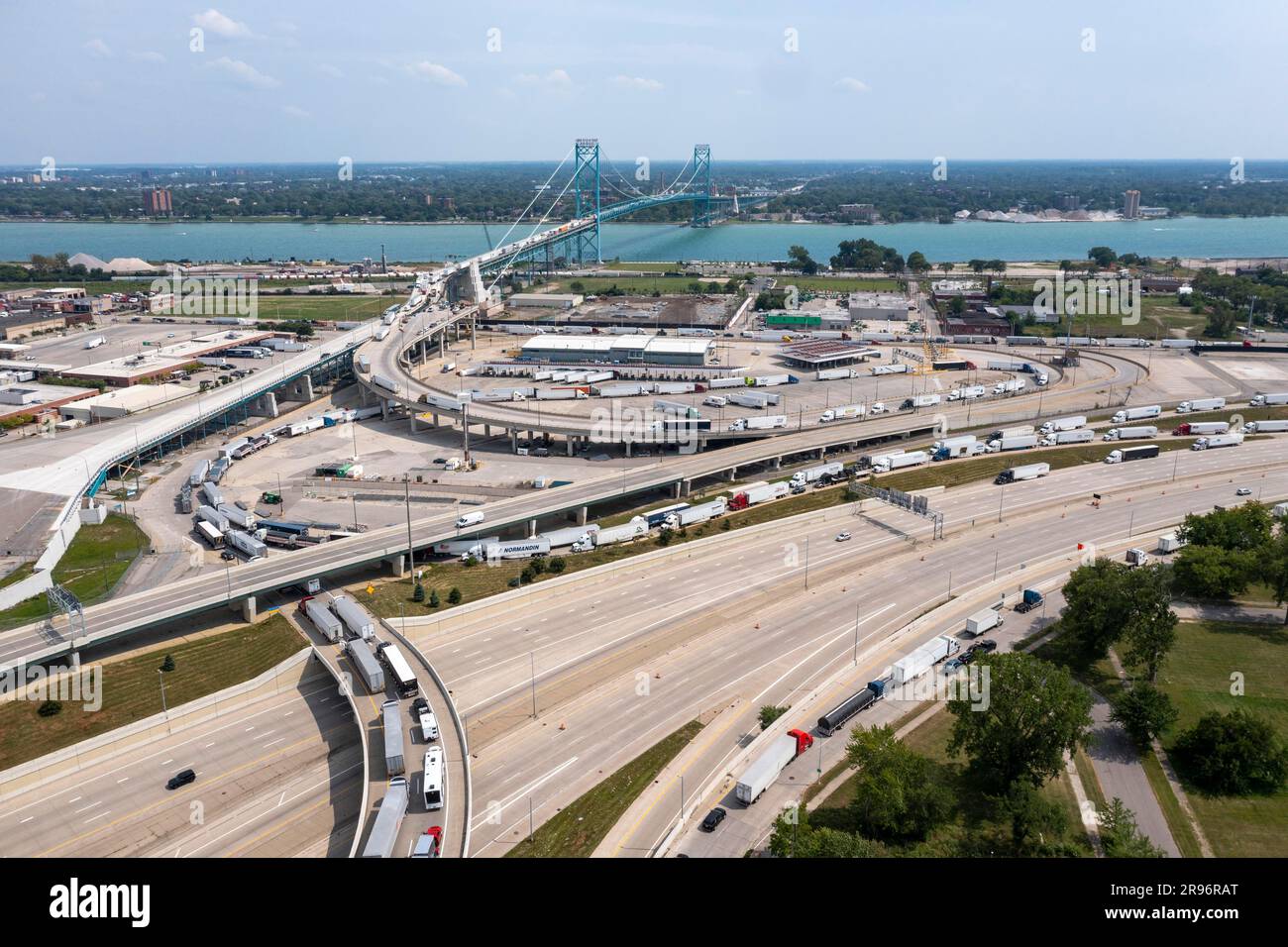 Trucks us and canadian border hi-res stock photography and images - Alamy