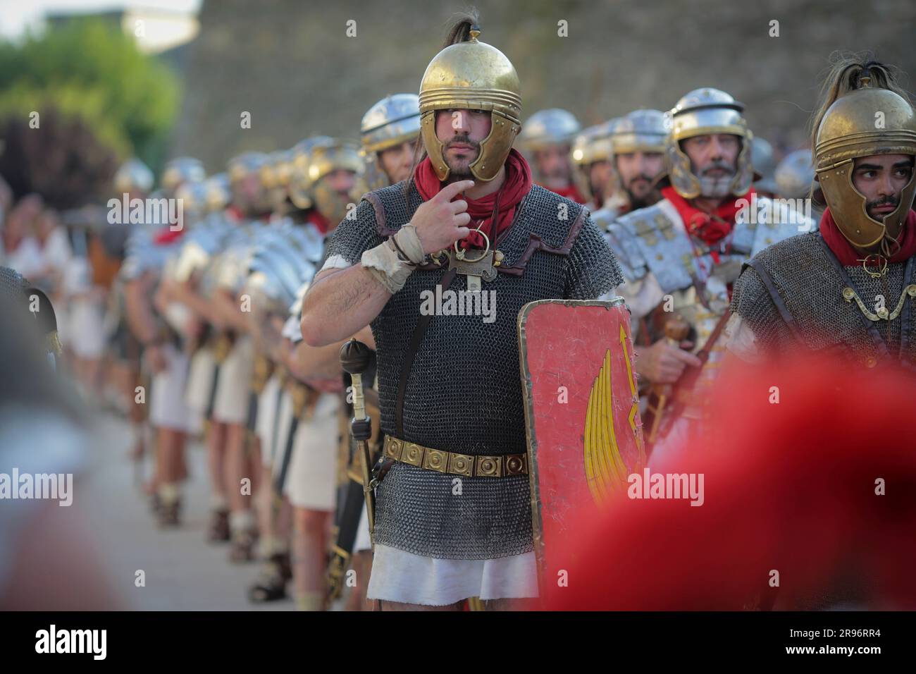 Hundreds of people participate in the parade of Roman troops and ...