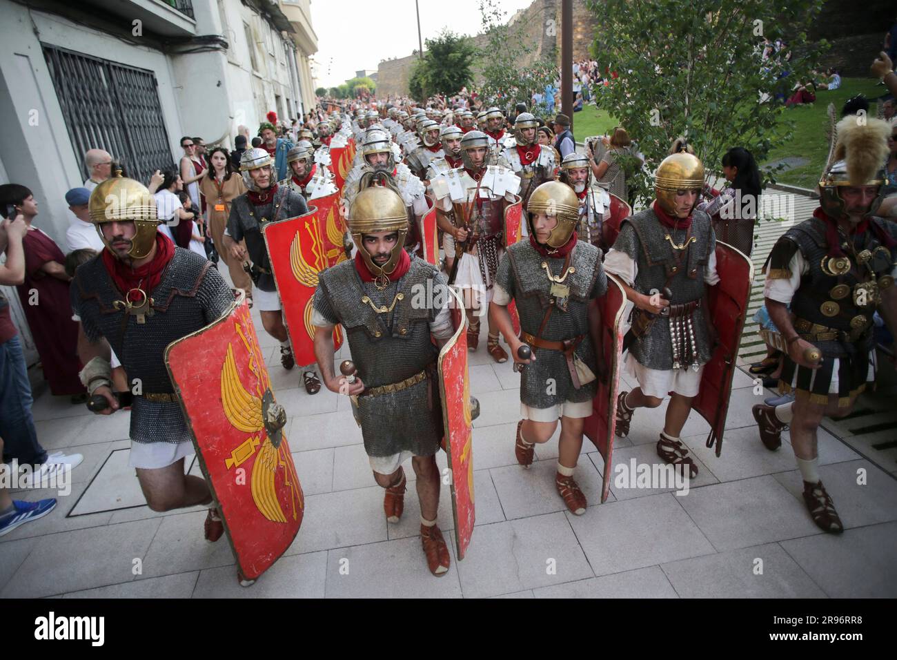 Hundreds of people participate in the parade of Roman troops and ...