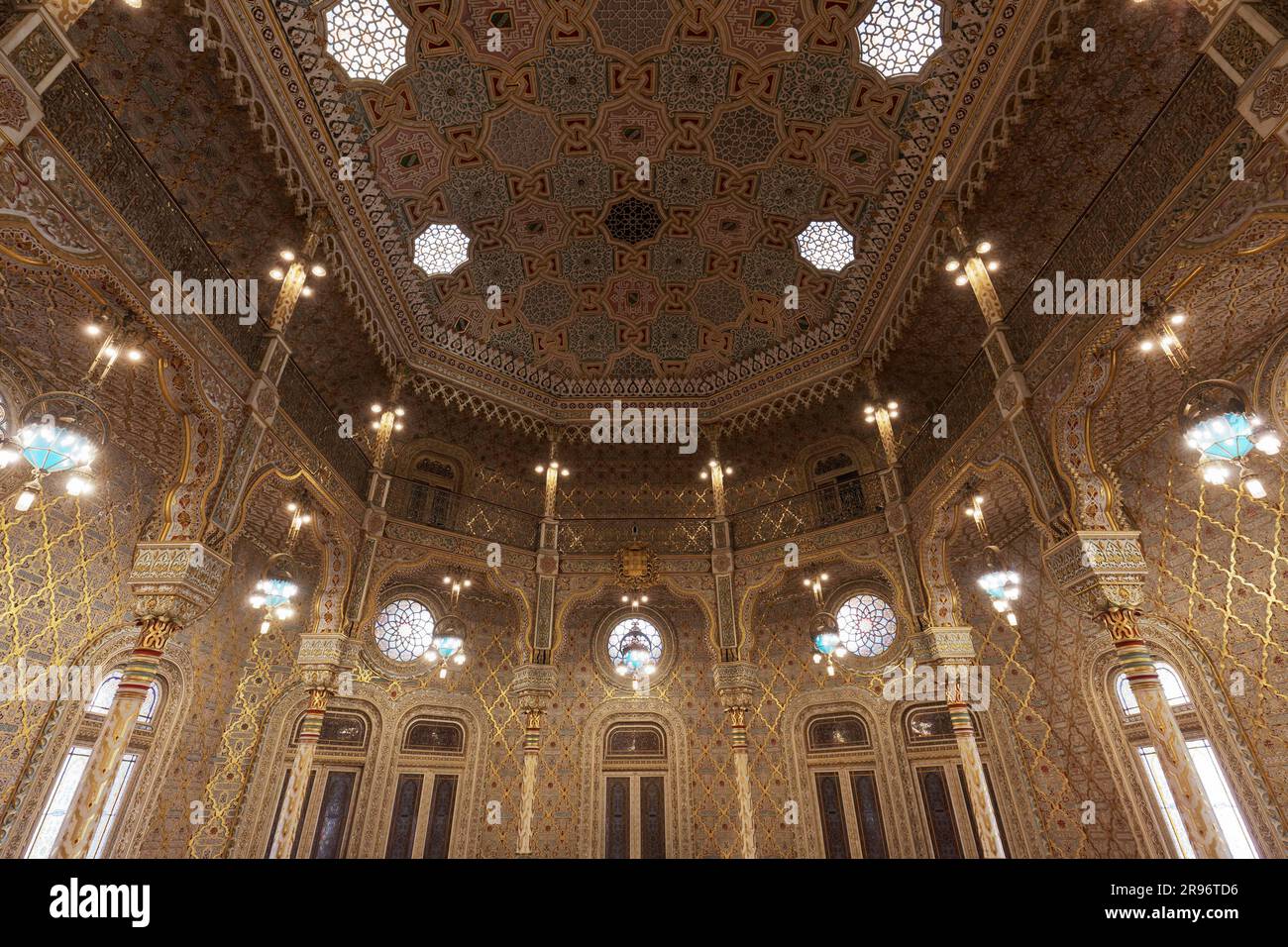 Moorish salon, Salao Arabe, in the Palacio da Bolsa, Stock Exchange ...