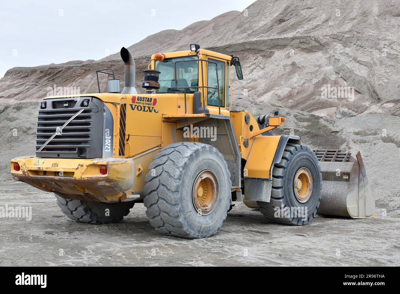 Wheel loader in a quarry in Norway Stock Photo - Alamy