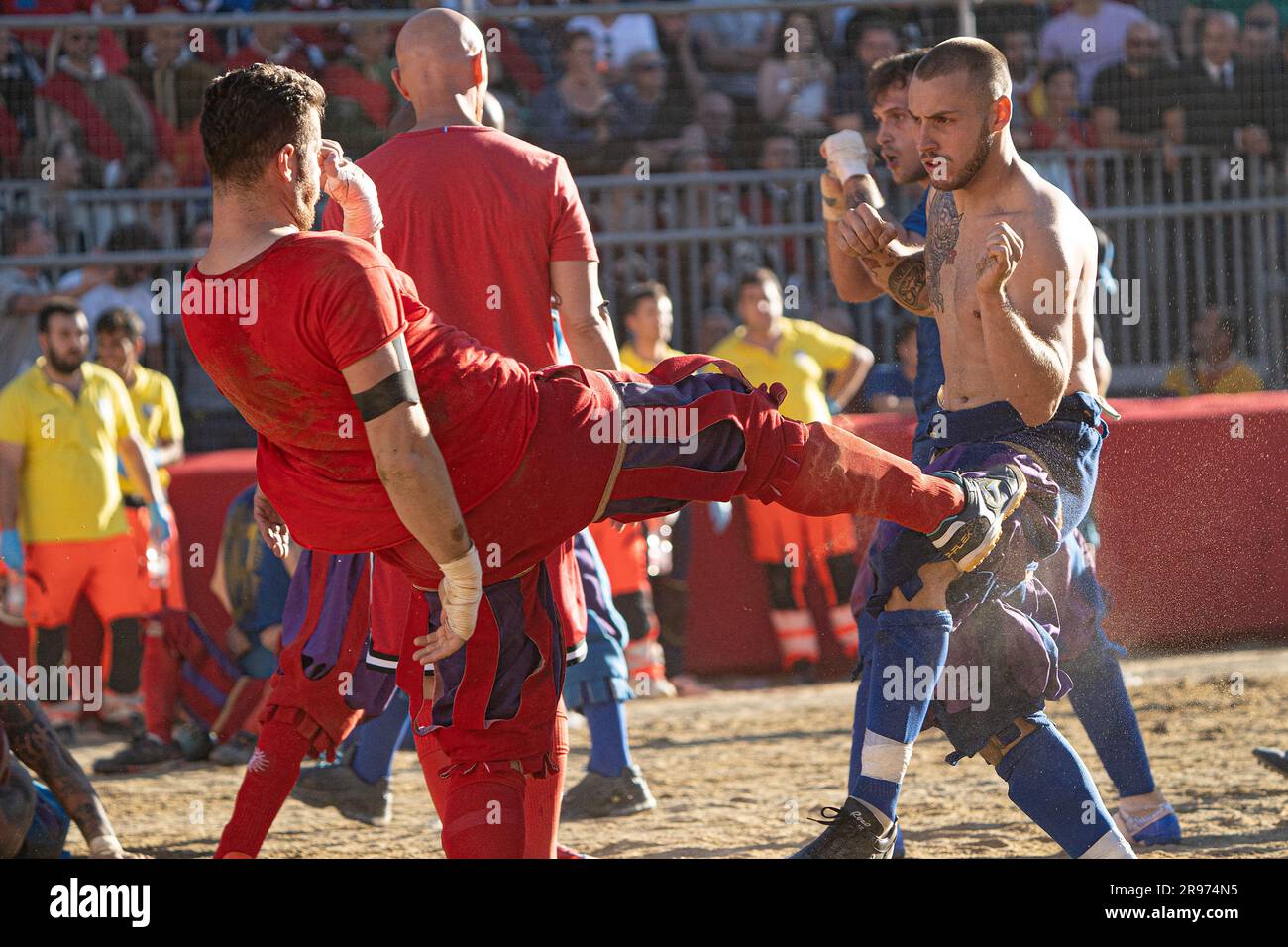 Calcio Storico Fiorentino Azzurri Rossi Stock Photo - Alamy