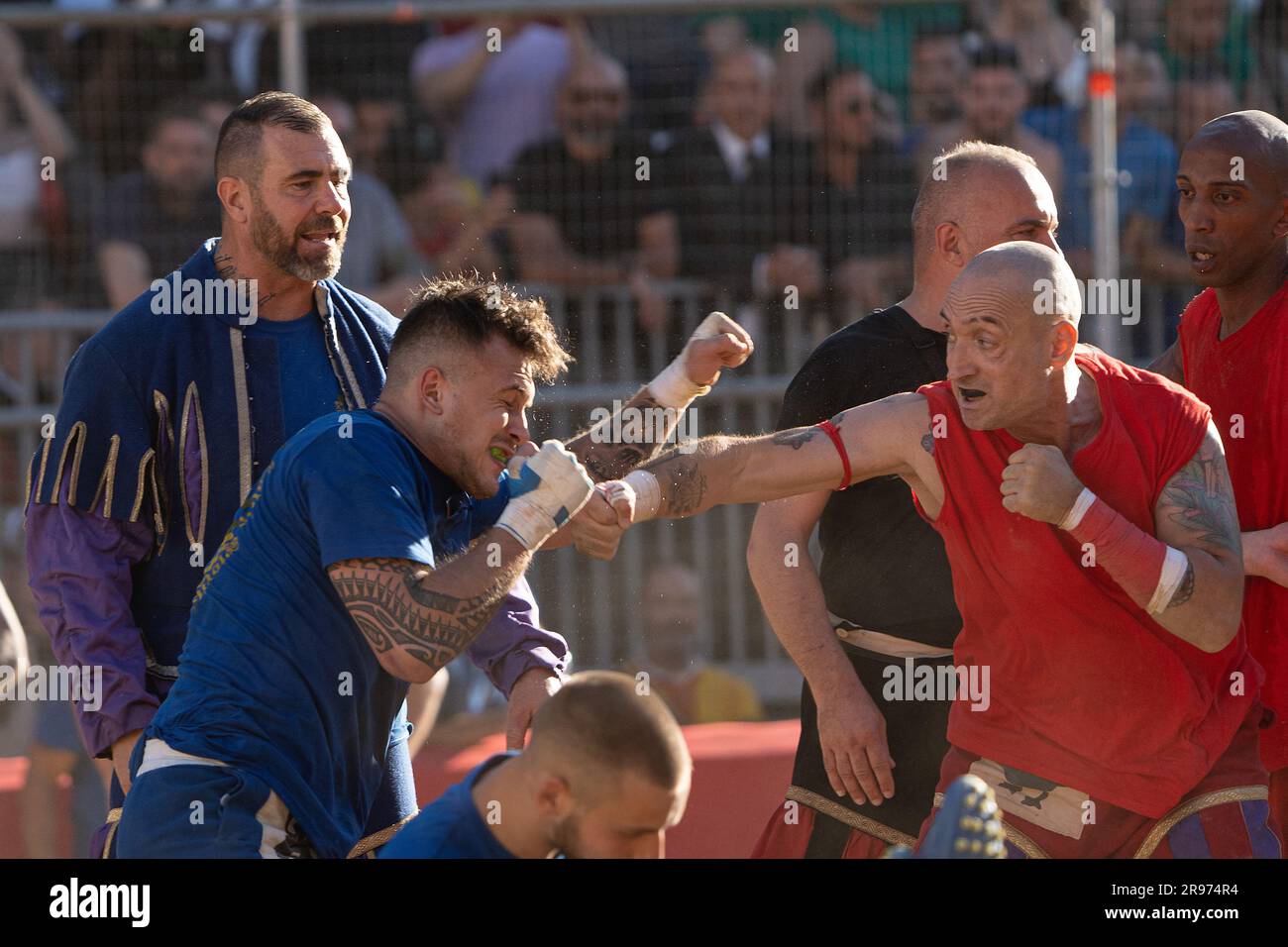 Calcio Storico Fiorentino Azzurri Rossi Stock Photo - Alamy