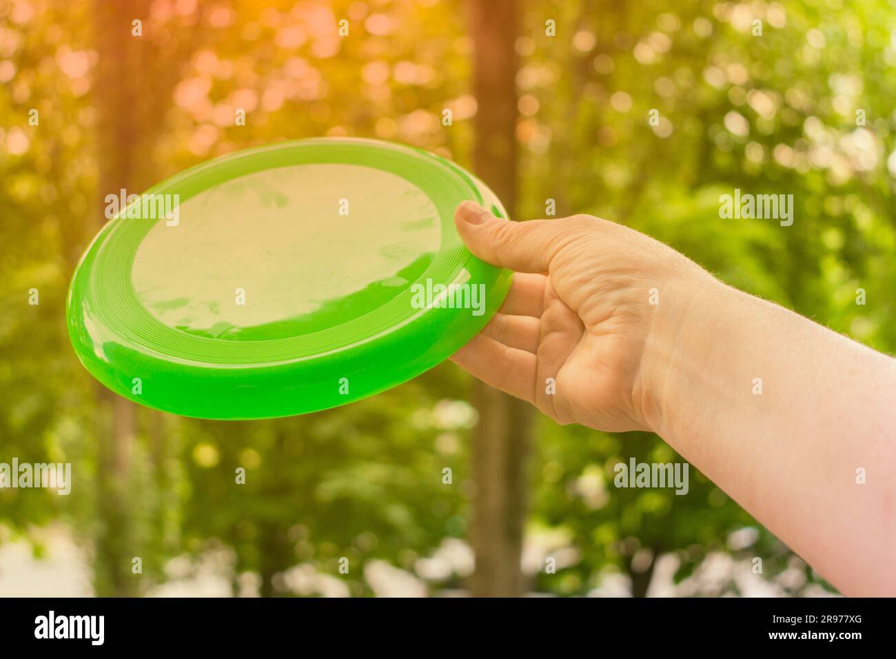 Woman throwing frisbee beach hi-res stock photography and images - Alamy