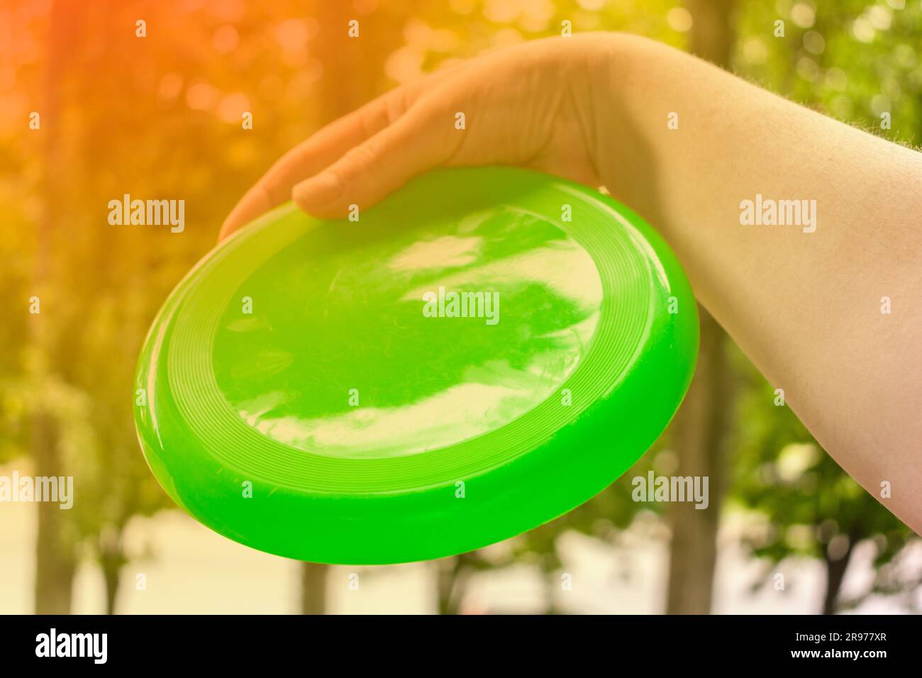 Woman throwing frisbee beach hi-res stock photography and images - Alamy