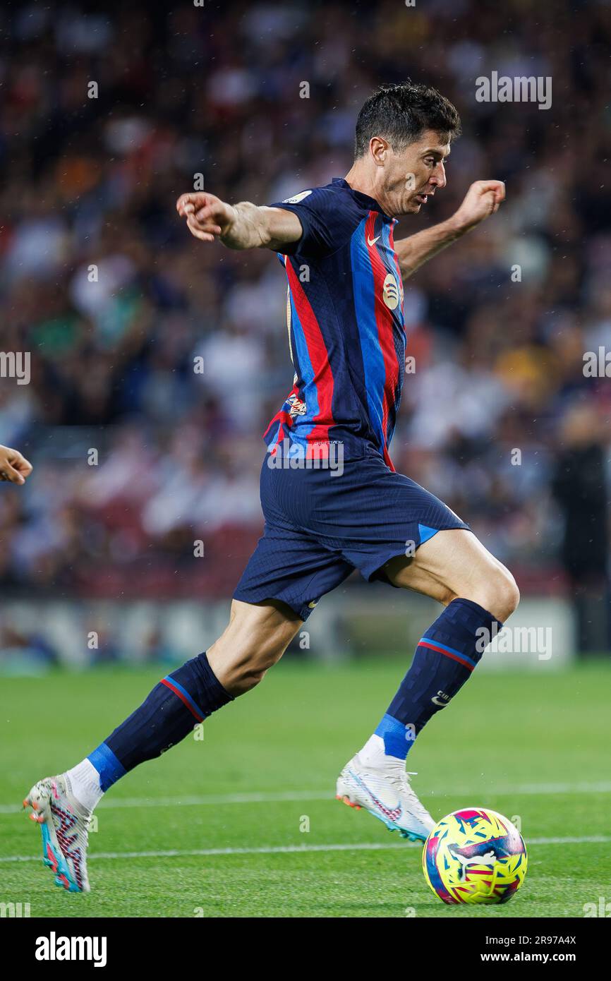 BARCELONA - APR 29: Lewandowski in action during the LaLiga match ...