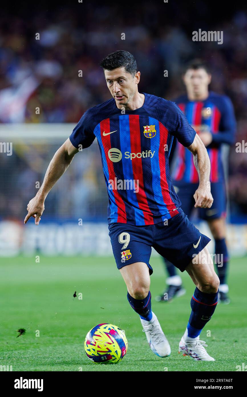BARCELONA - APR 29: Lewandowski in action during the LaLiga match ...