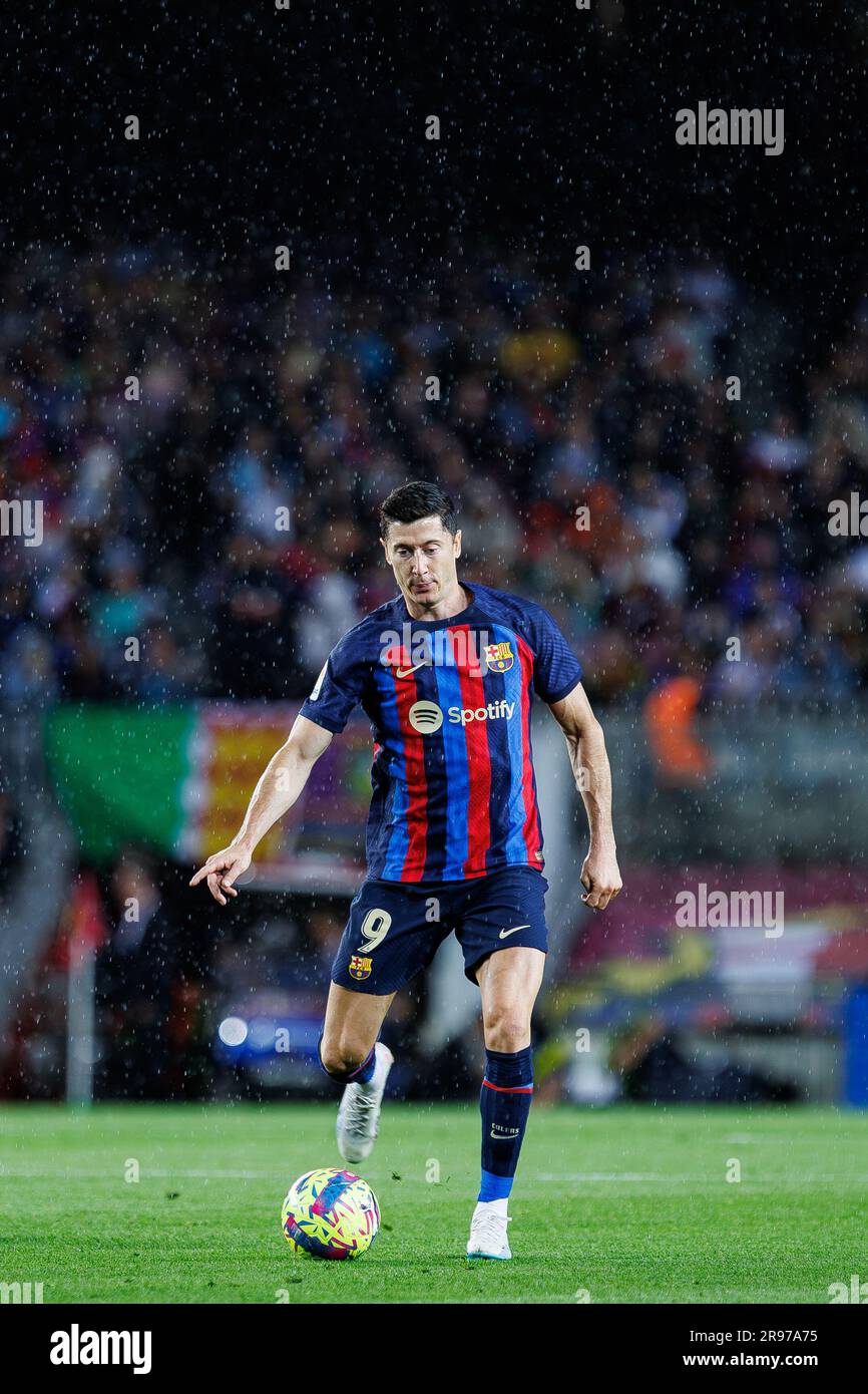 BARCELONA - APR 29: Lewandowski in action during the LaLiga match ...