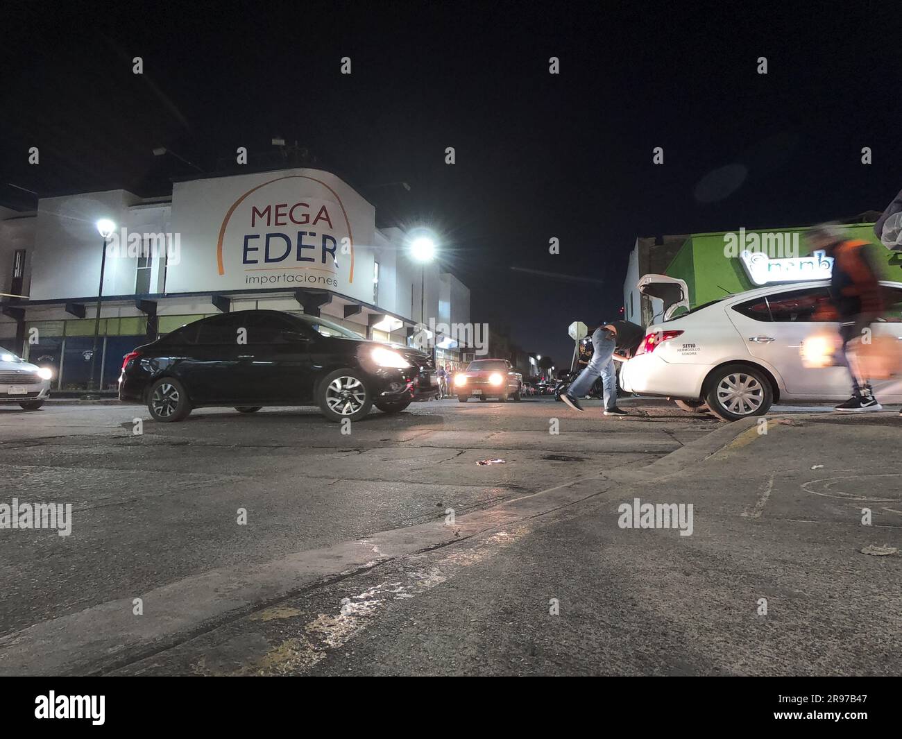 Mega tienda hi-res stock photography and images - Alamy