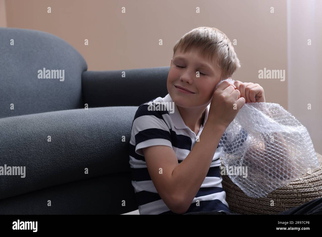 Boy bubble wrap hi-res stock photography and images - Alamy