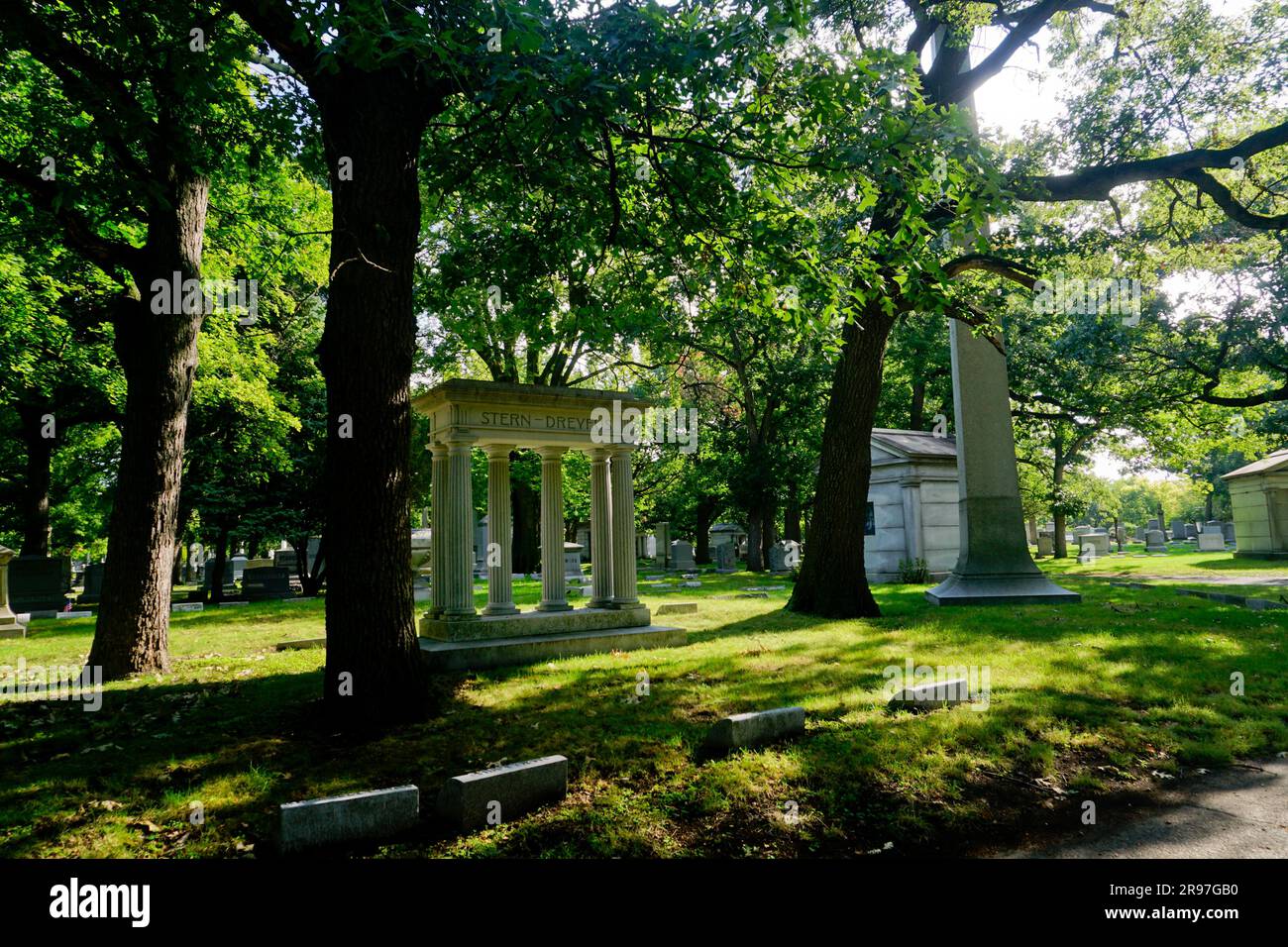 Cemeterychicagoilliinoisilgraveyardgravestombstonesheadstonesgraveroger ...
