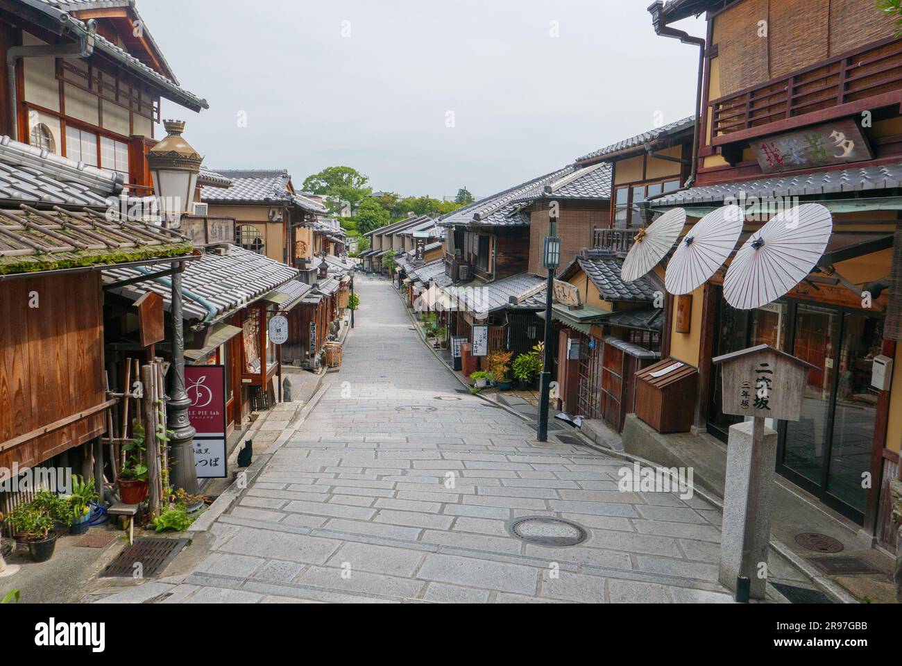 Ninenzaka, The path of worship at the World Heritage Kiyomizu-dera ...