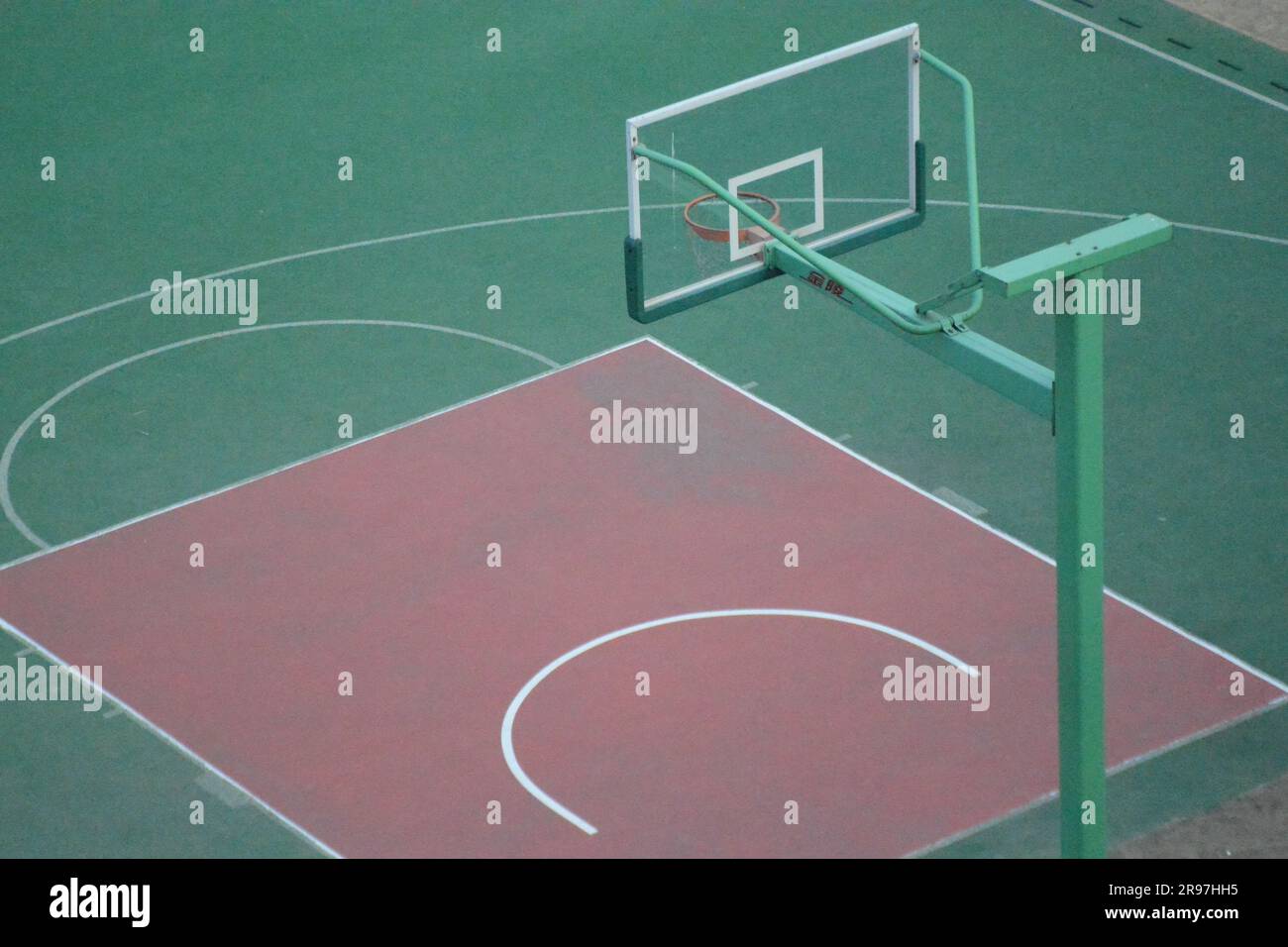 An aerial view of a basketball court with a hoop and net Stock Photo ...