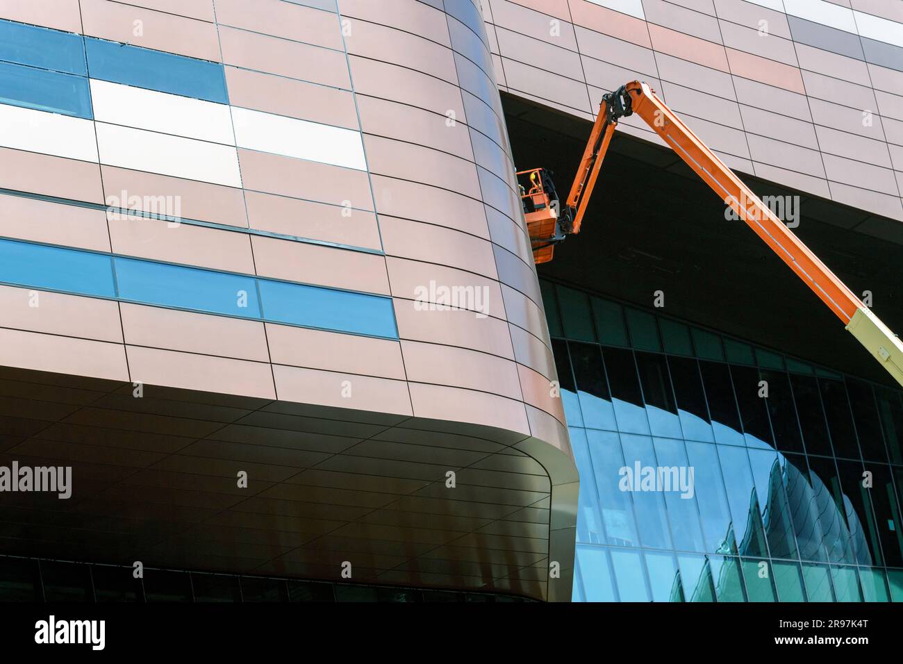 Articulated boom lift hi-res stock photography and images - Alamy