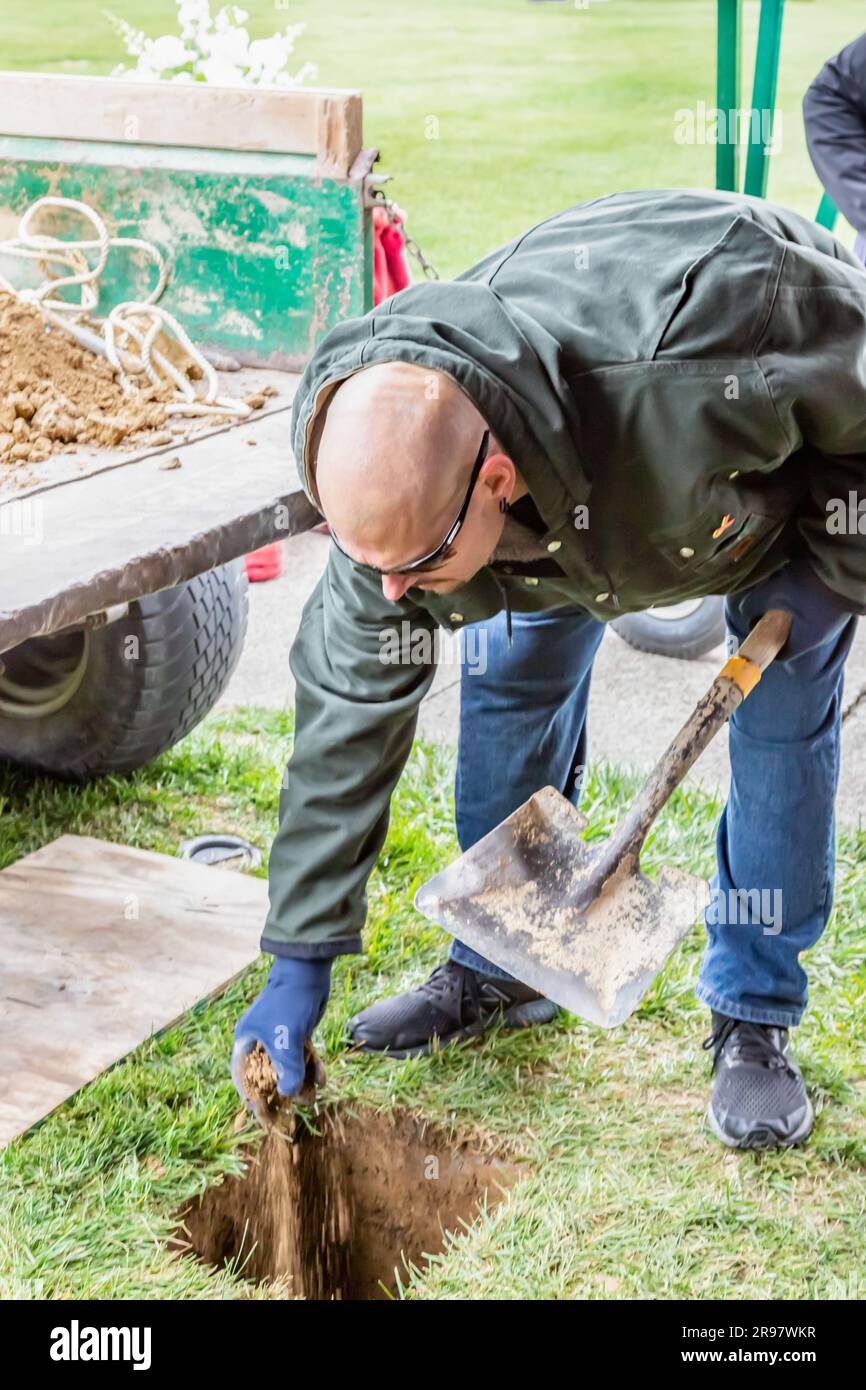 People at a gravesite usa hi-res stock photography and images - Alamy