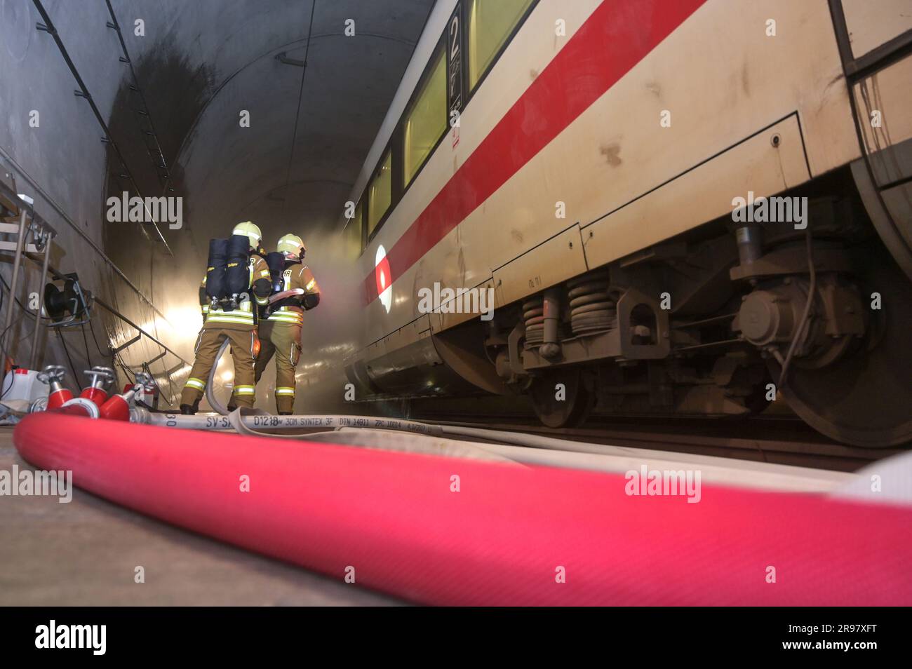 Kalzendorf, Germany. 25th June, 2023. Firefighters practice ...