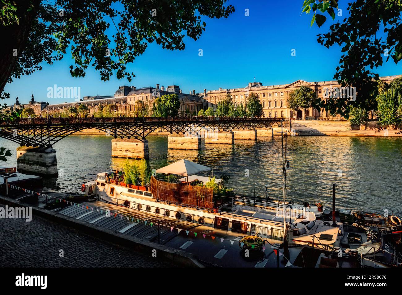 FRANCE. PARIS (75) 1ST DISTRICT. A BARGE ON THE QUAYS OF THE SEINE ...