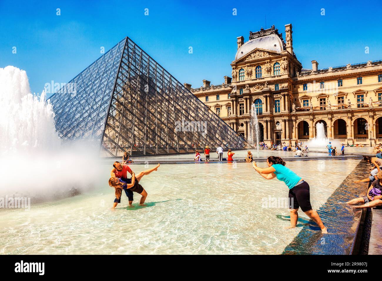 FRANCE. PARIS (75) 1ST DISTRICT. LOUVRE MUSEUM. TOURISTS TAKE PHOTOS IN ...