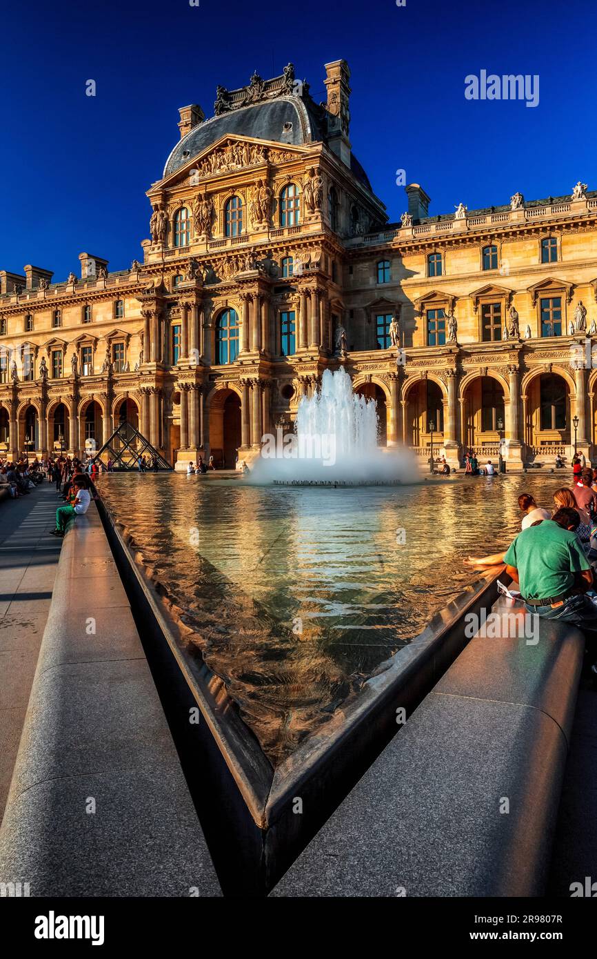 FRANCE. PARIS (75) 1ST DISTRICT. LOUVRE MUSEUM. TOURISTS REFRESHING IN ...