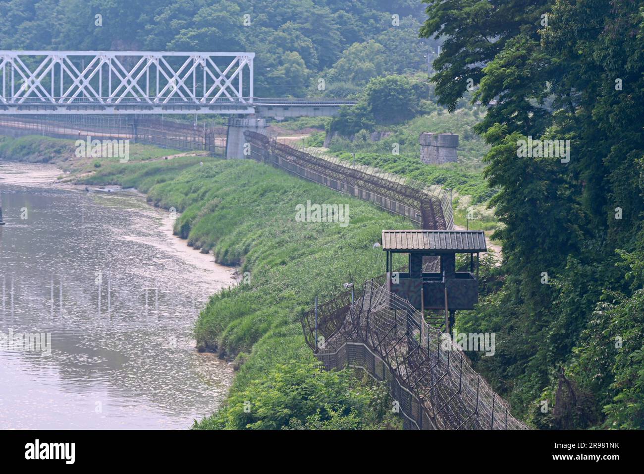 Korean demilitarized zone guard hi-res stock photography and images - Alamy