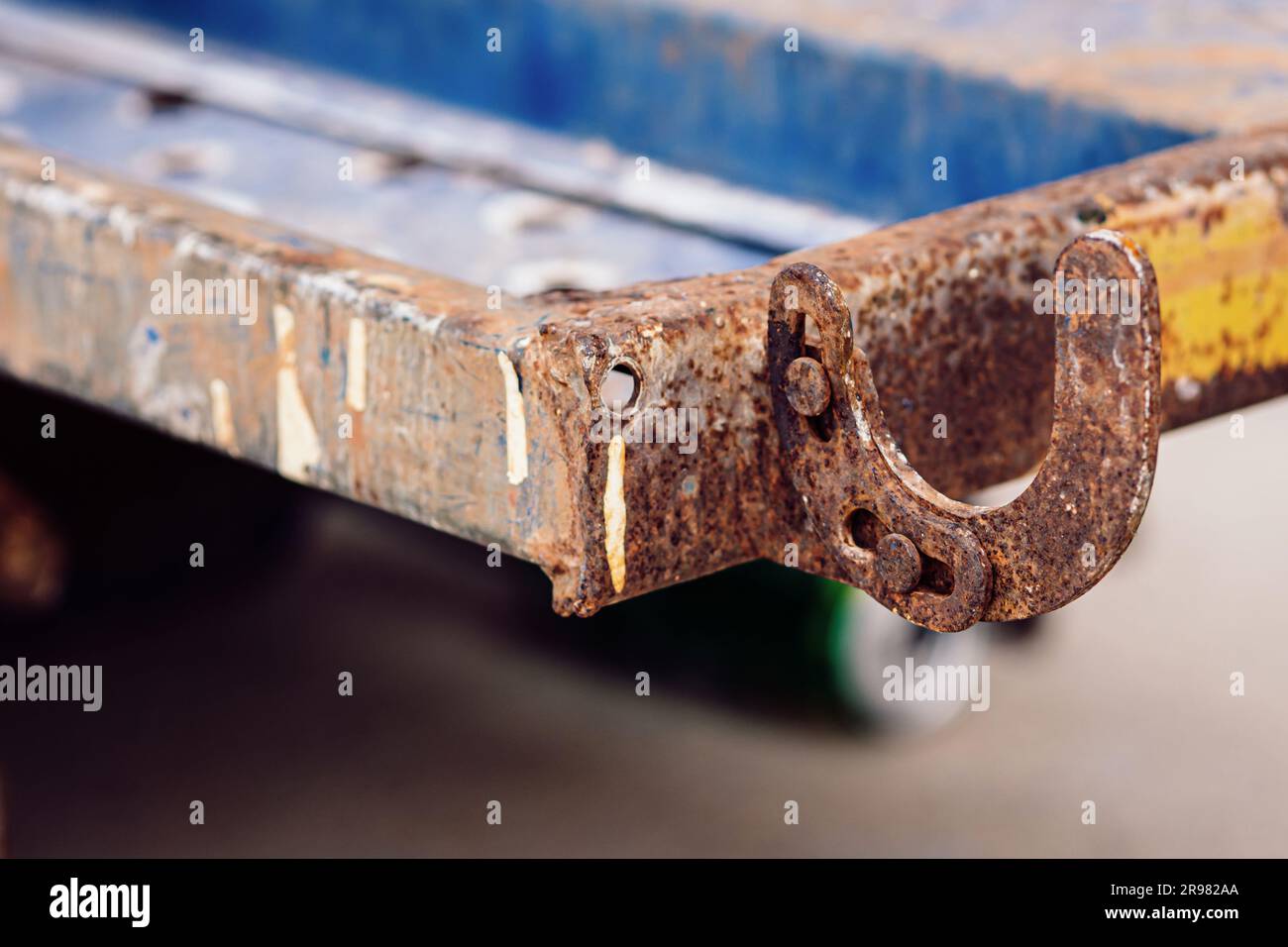 Construction scaffolding hanging hi-res stock photography and images ...