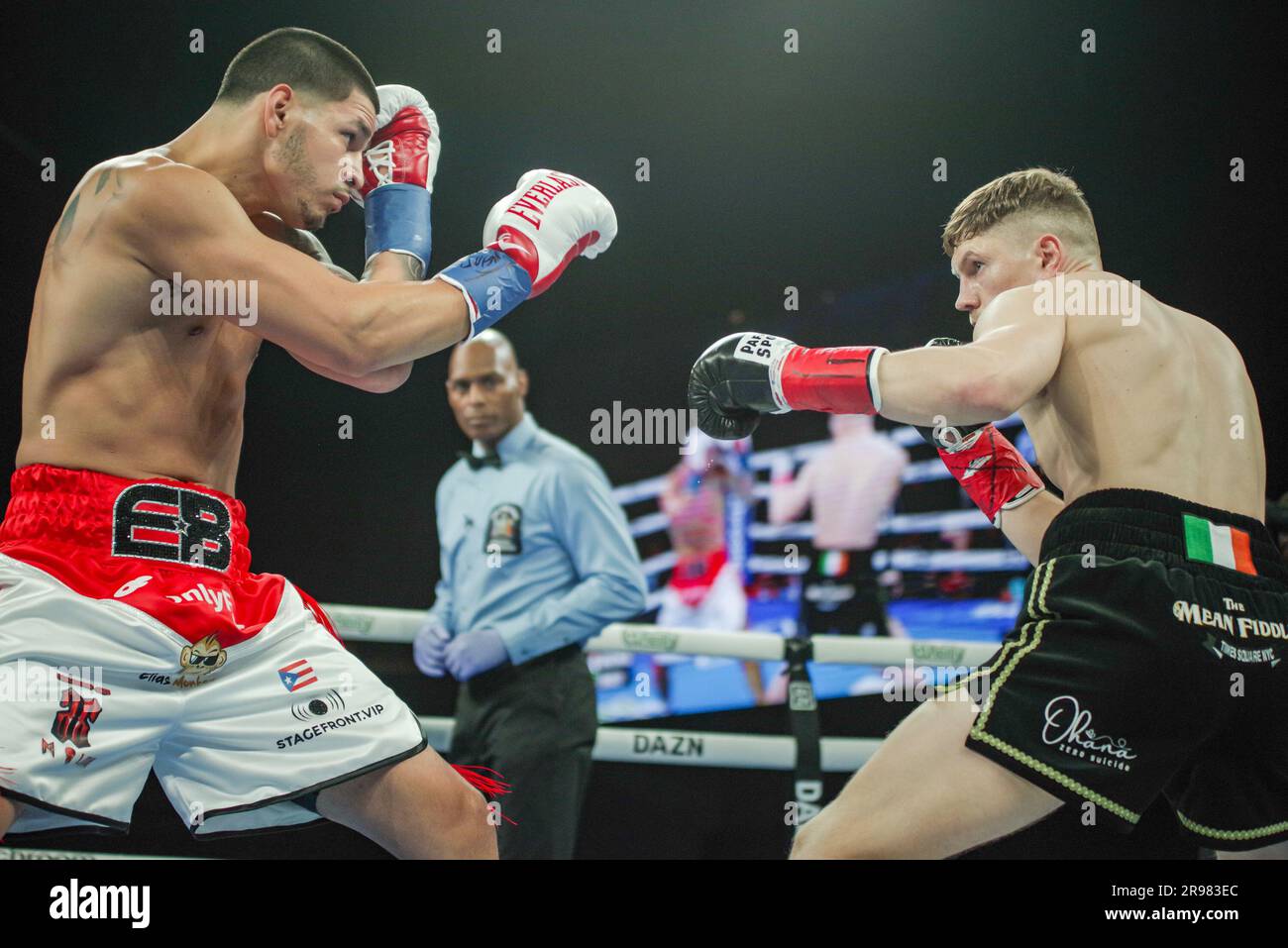 Madison square garden boxing ring hi-res stock photography and images ...