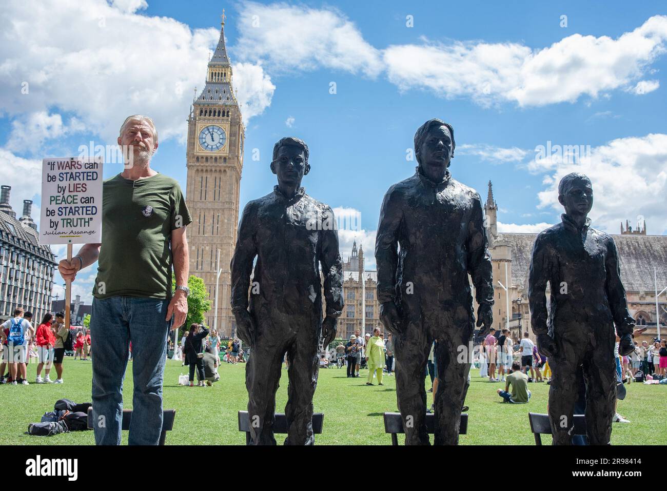 Human sized figures hi-res stock photography and images - Alamy