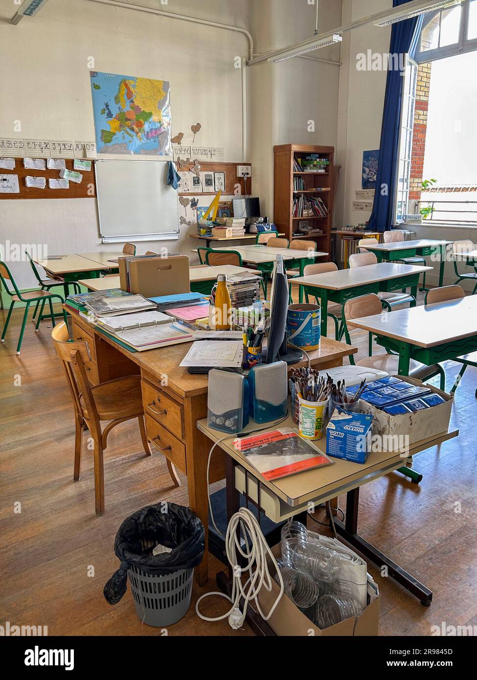 Empty school classroom desks hi-res stock photography and images - Alamy