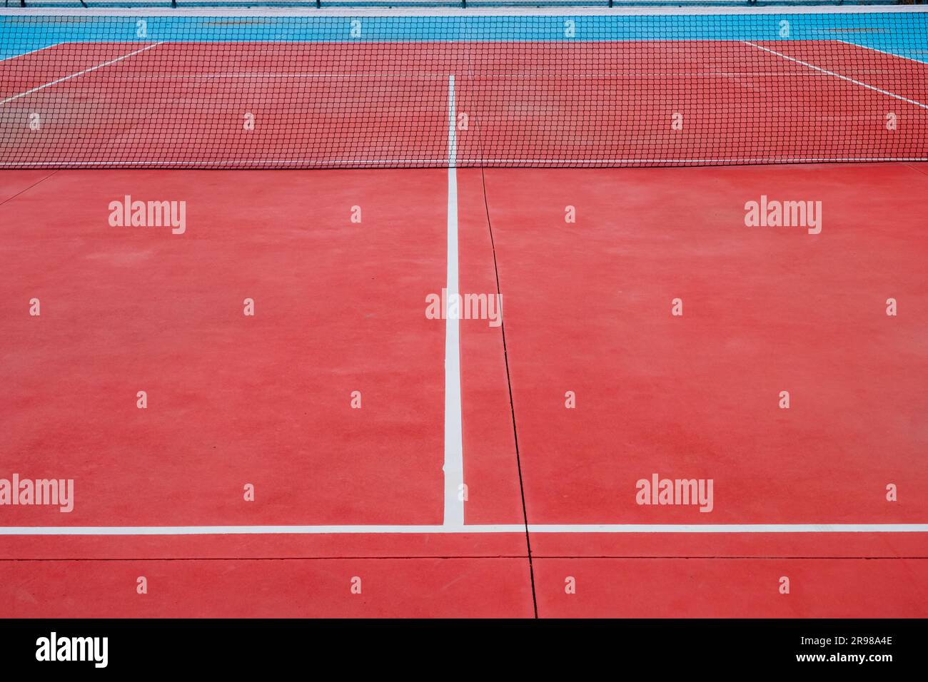net view of an empty red tennis court Stock Photo - Alamy