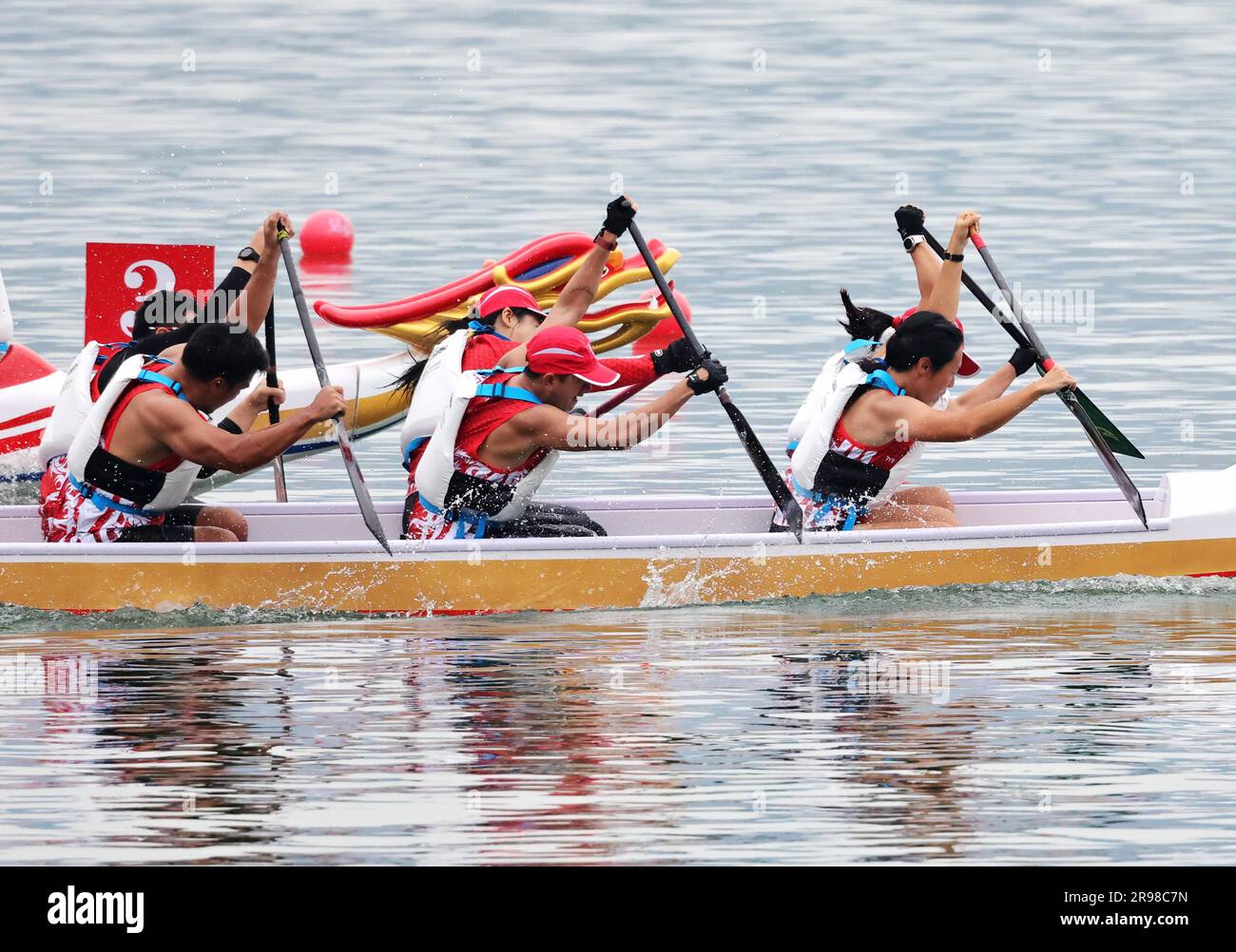 The International Canoe Federation (ICF) Dragon Boat World Cup kicked off in Zigui County ...