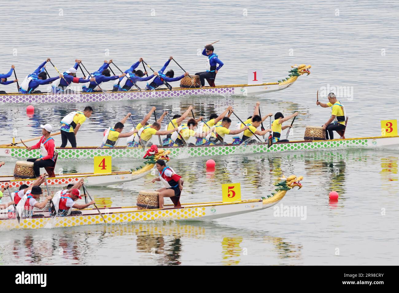 The International Canoe Federation (ICF) Dragon Boat World Cup kicked off in Zigui County ...