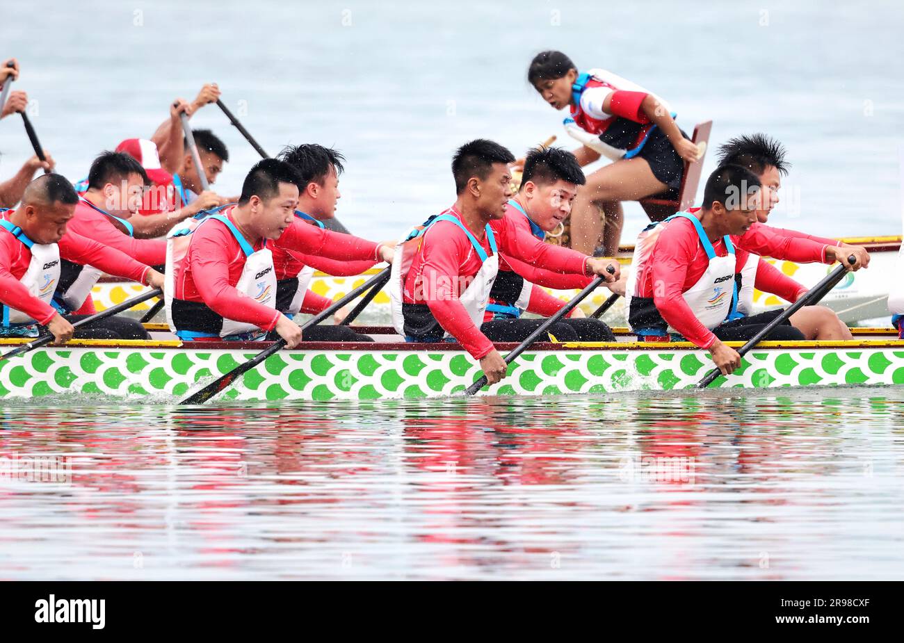 The International Canoe Federation (ICF) Dragon Boat World Cup kicked off in Zigui County ...